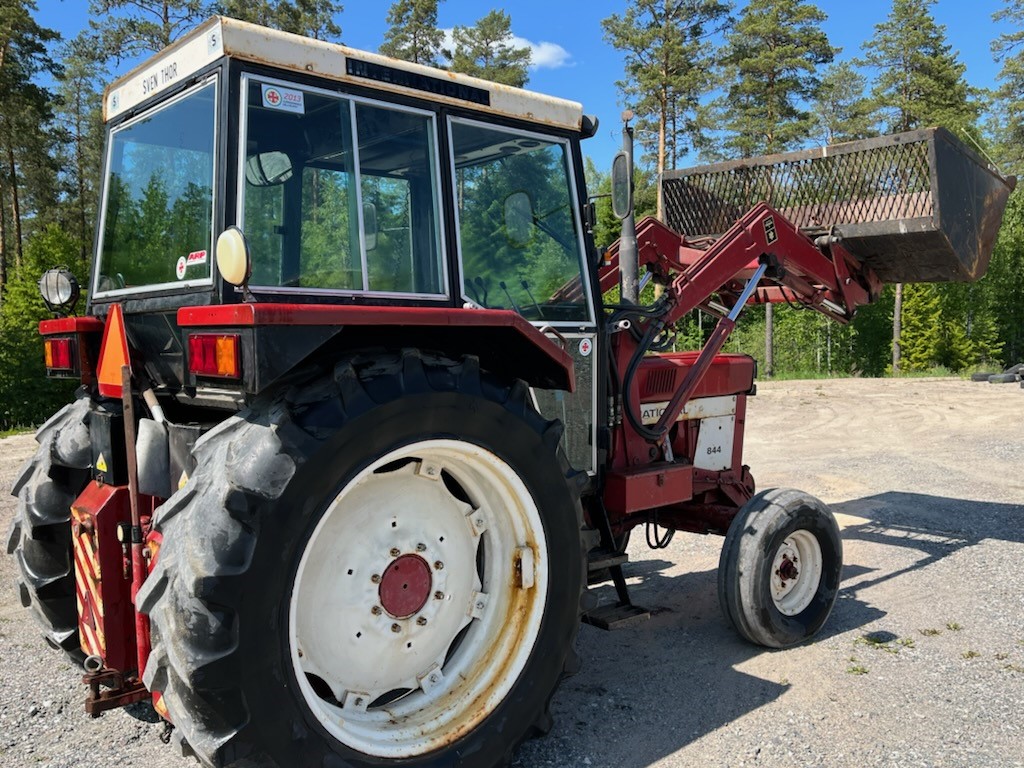 Tractor International 844 1976 with equipment - PS Auction - We value ...
