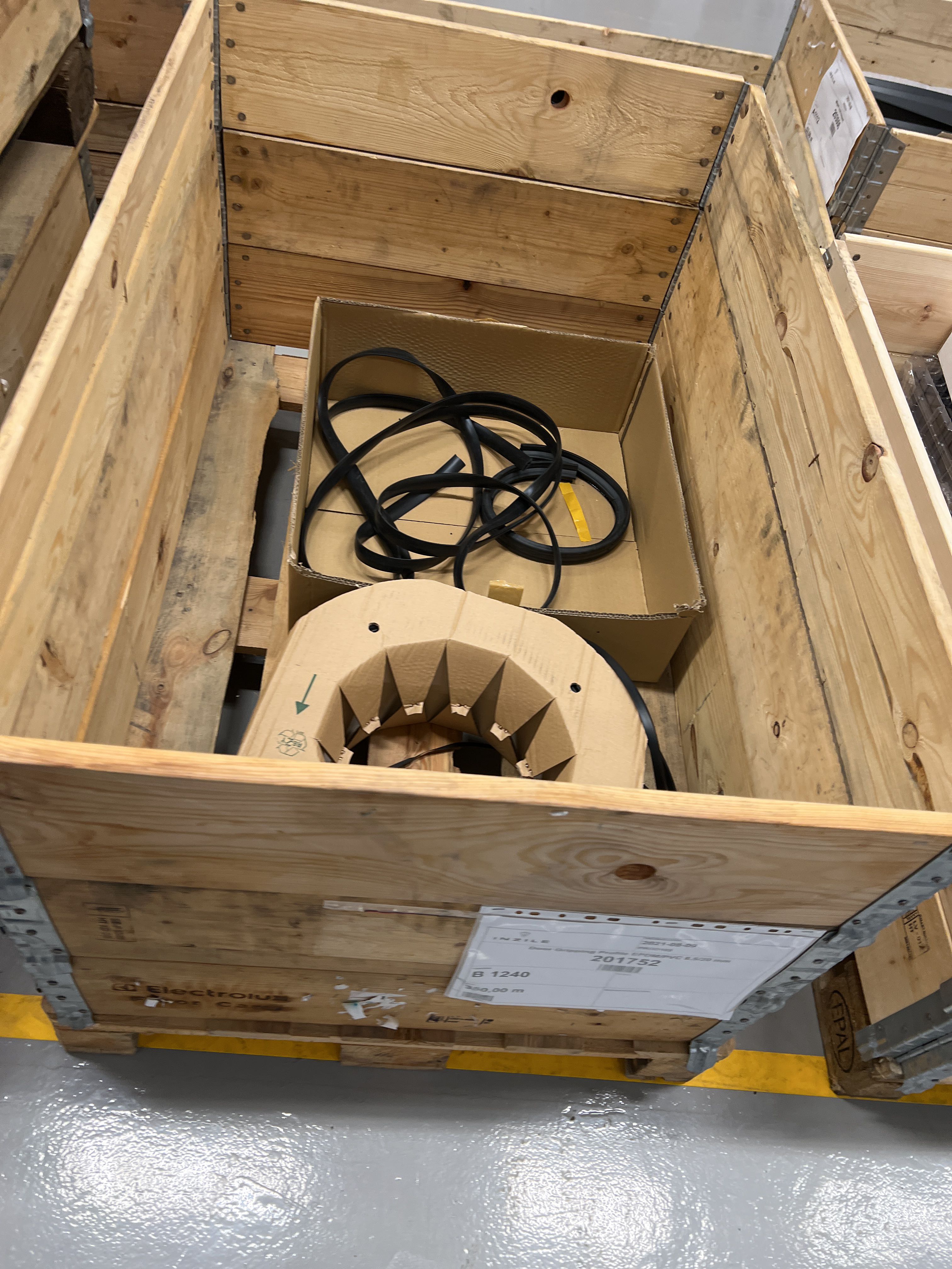 33 pallets with various vehicle details - PS Auction - We value the ...