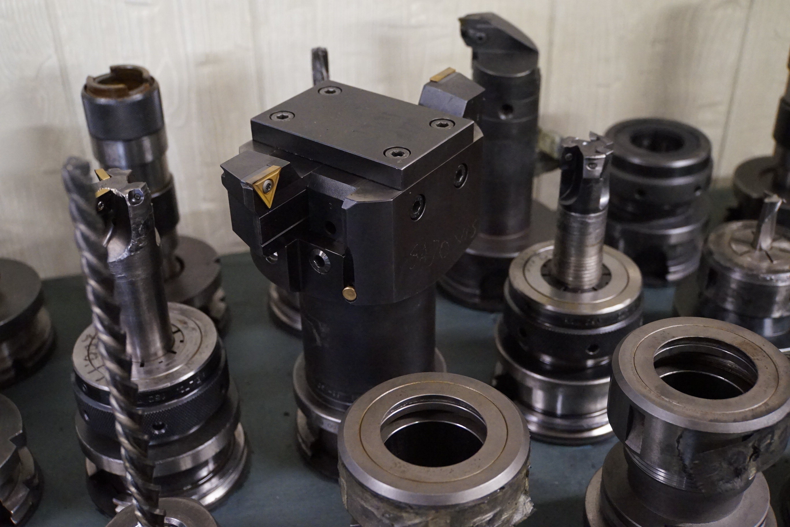 Bench with tool holder and tools ISO 50 - PS Auction - We value the ...