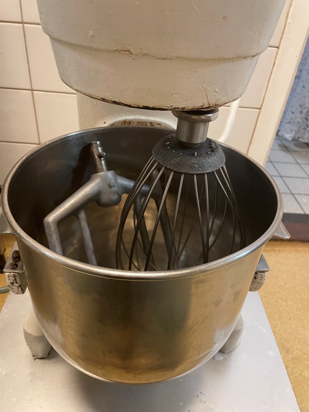 Planetmixer / Degblandare med visp, krok och vinge - Auktioner online ...