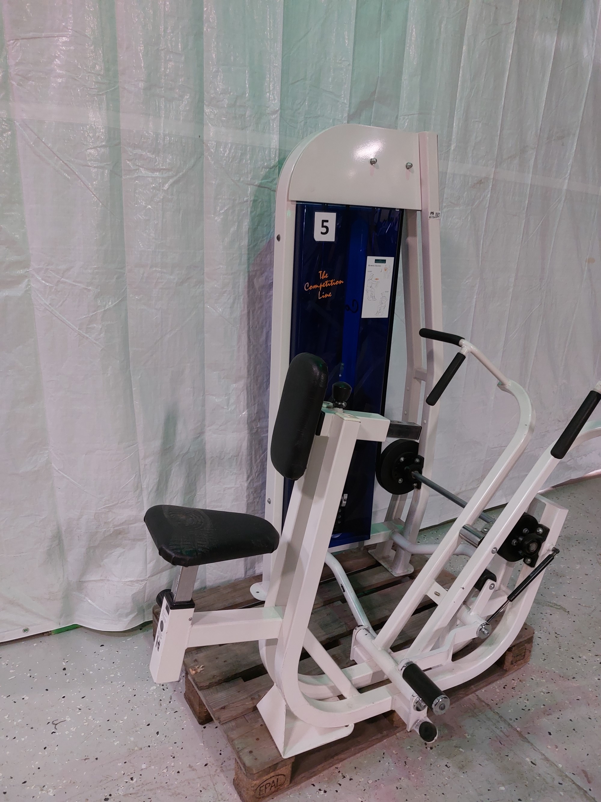 Seated rowing machine with chest support C-curve - PS Auction - We ...