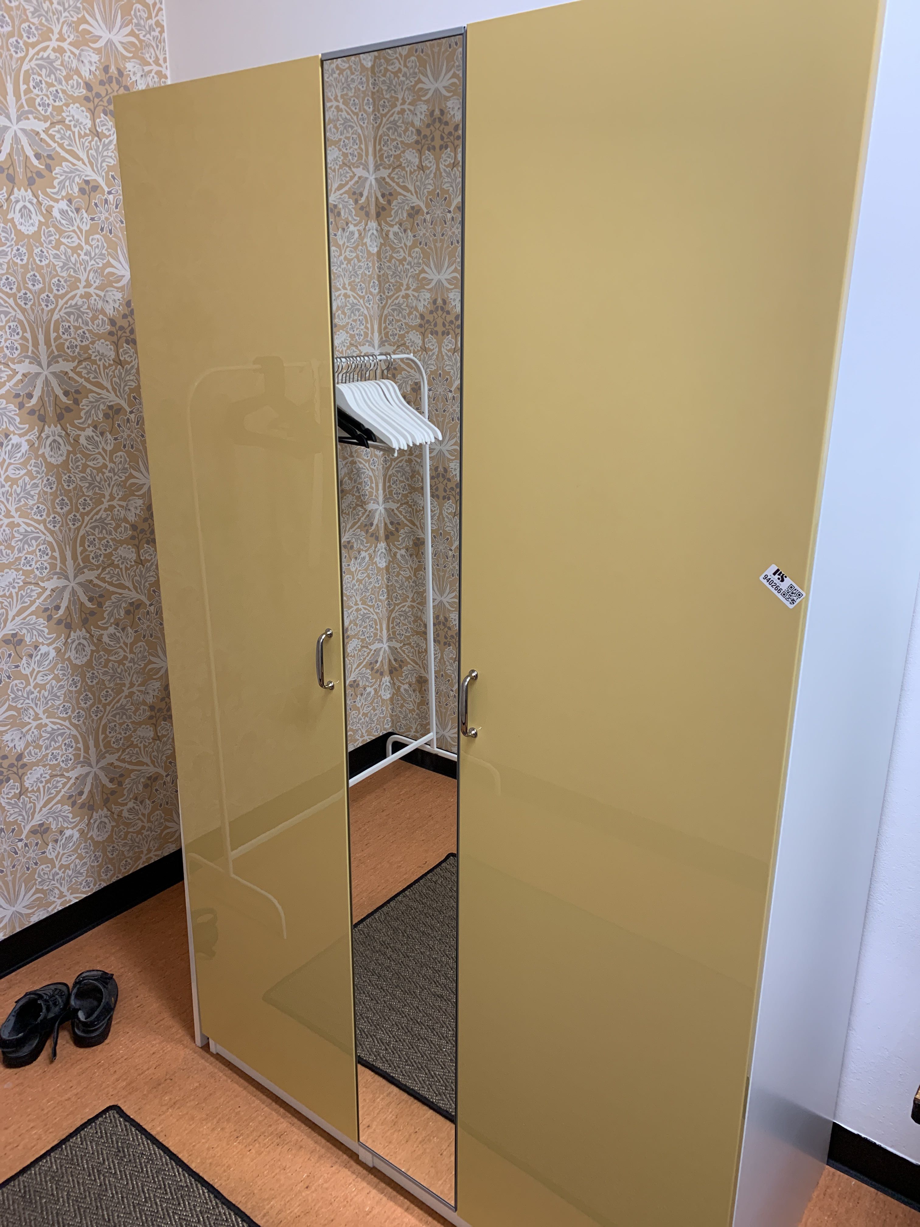 Changing room: wardrobe, clothes rack, table and chairs - PS Auction ...