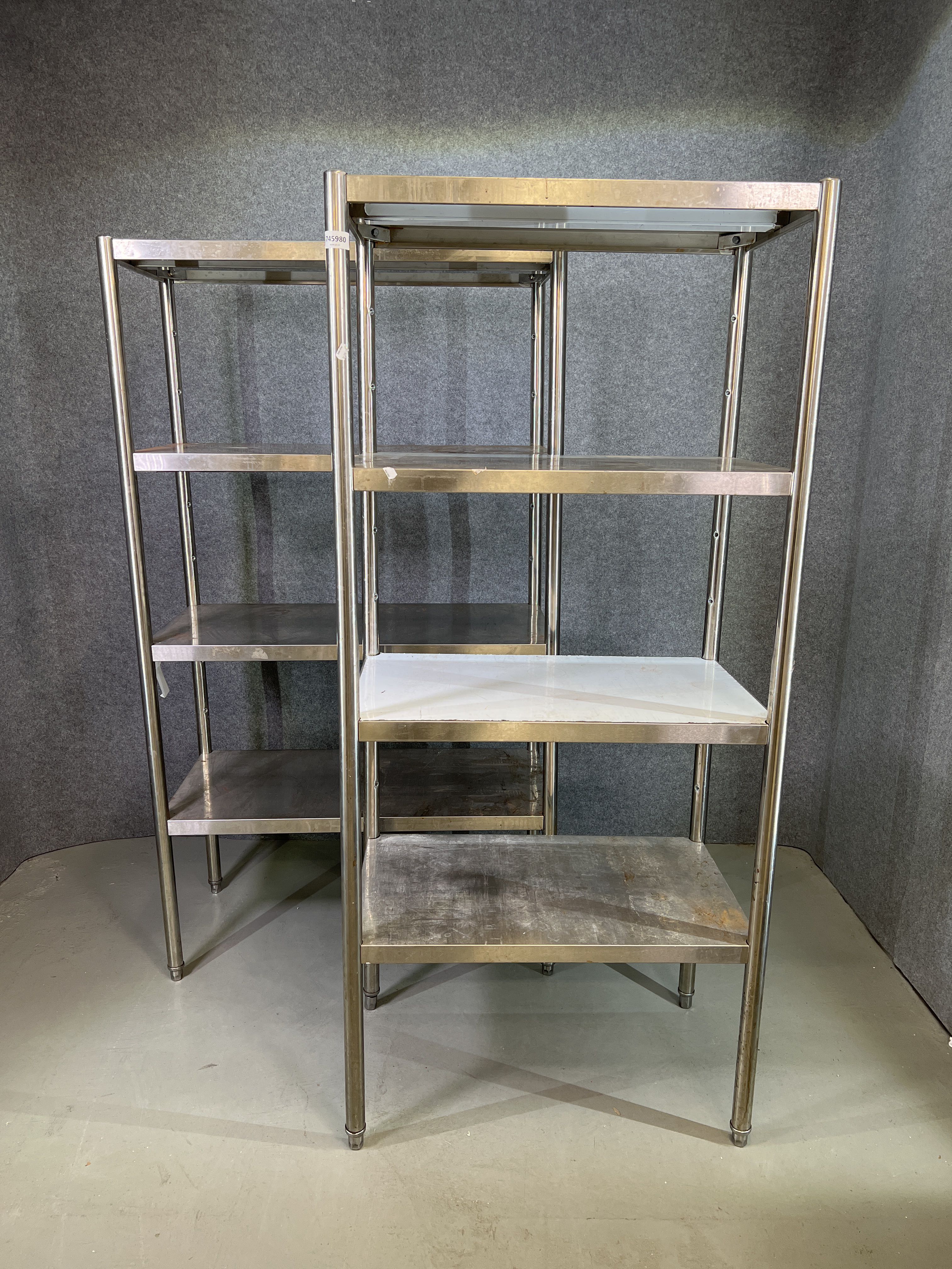 Rostfria hyllor, 2 st - Auktioner online - Nätauktioner ...