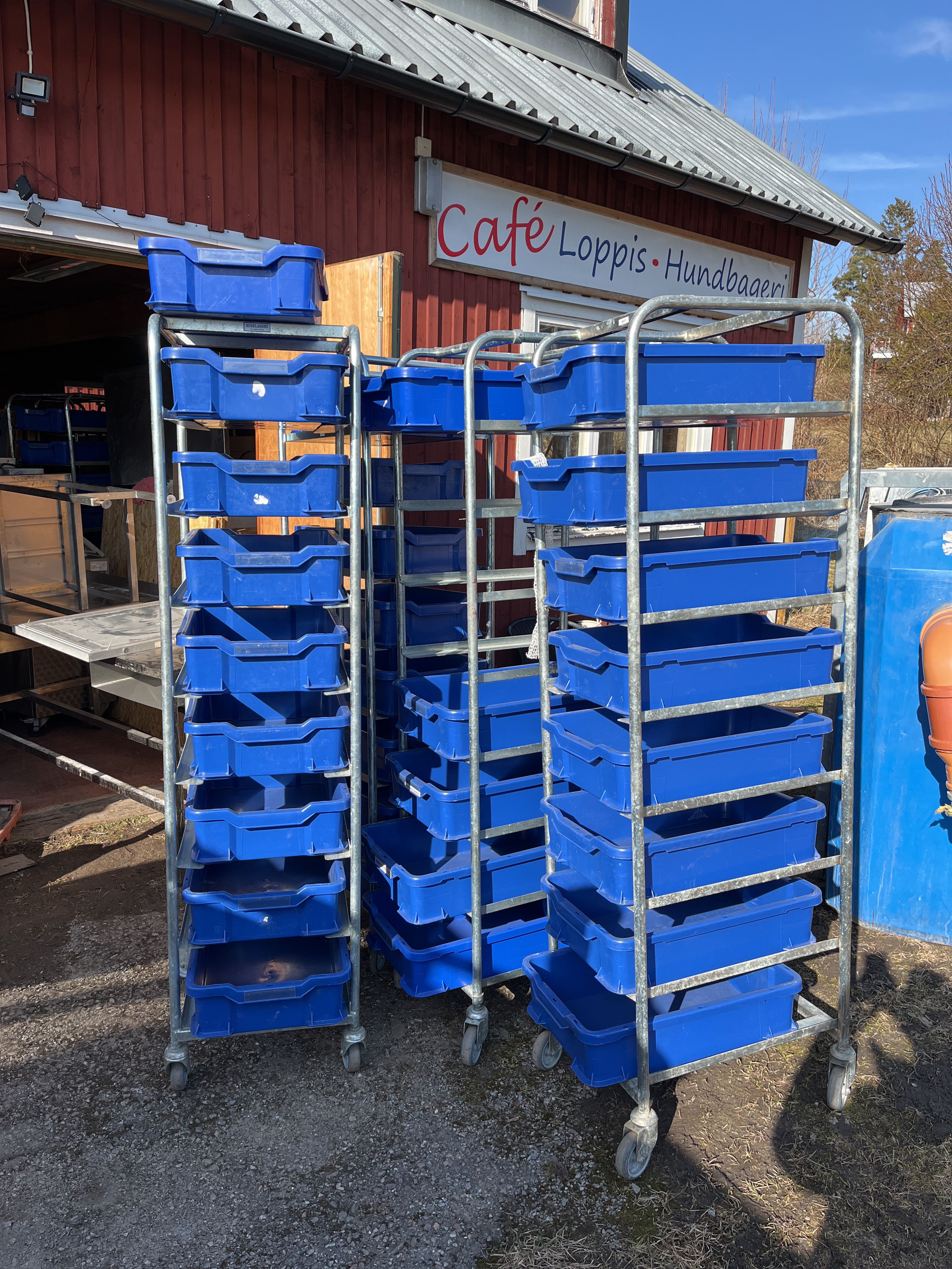 4 trolleys with 30 boxes - PS Auction - We value the future - Largest ...