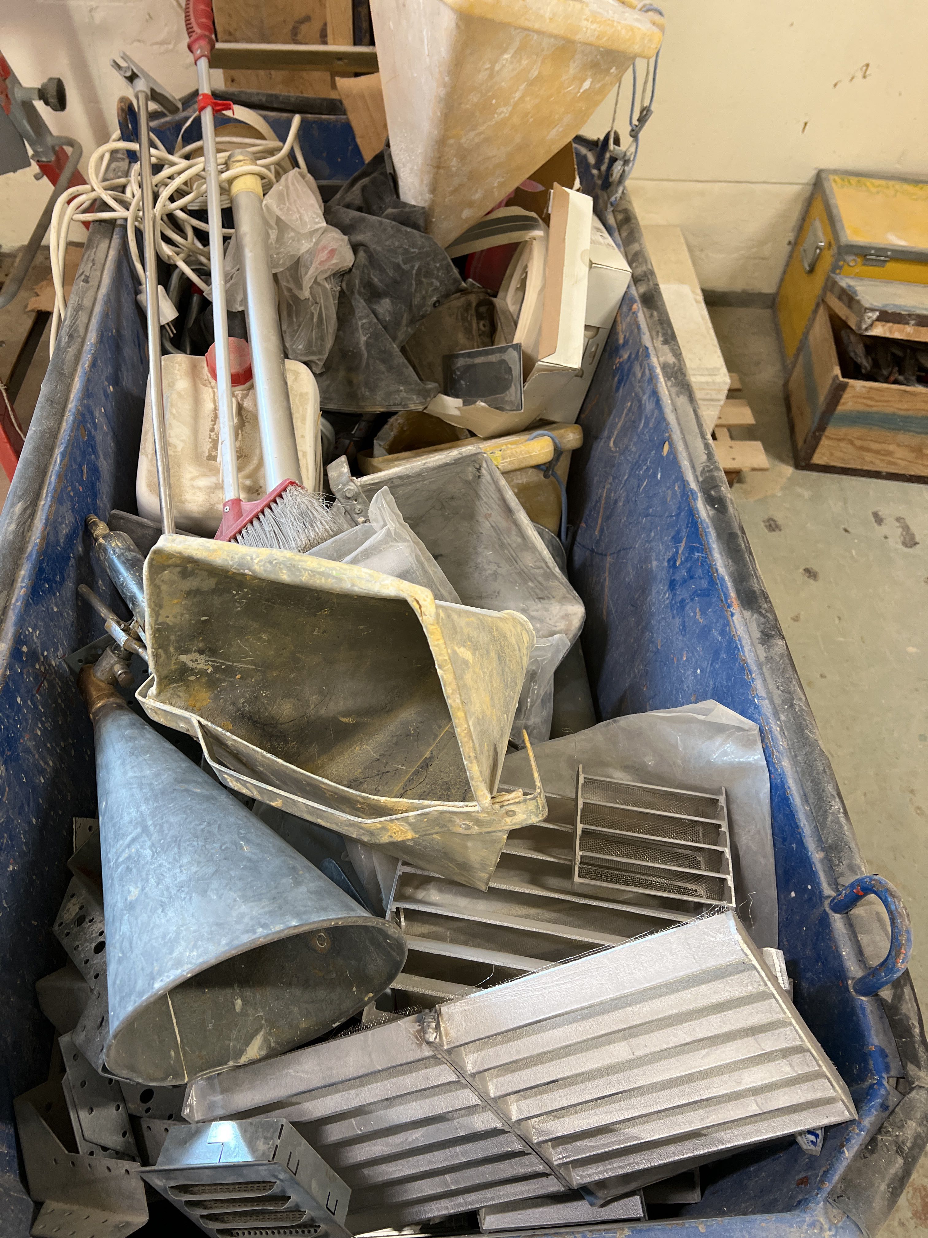 Dump container on wheels and various tools - PS Auction - We value the ...