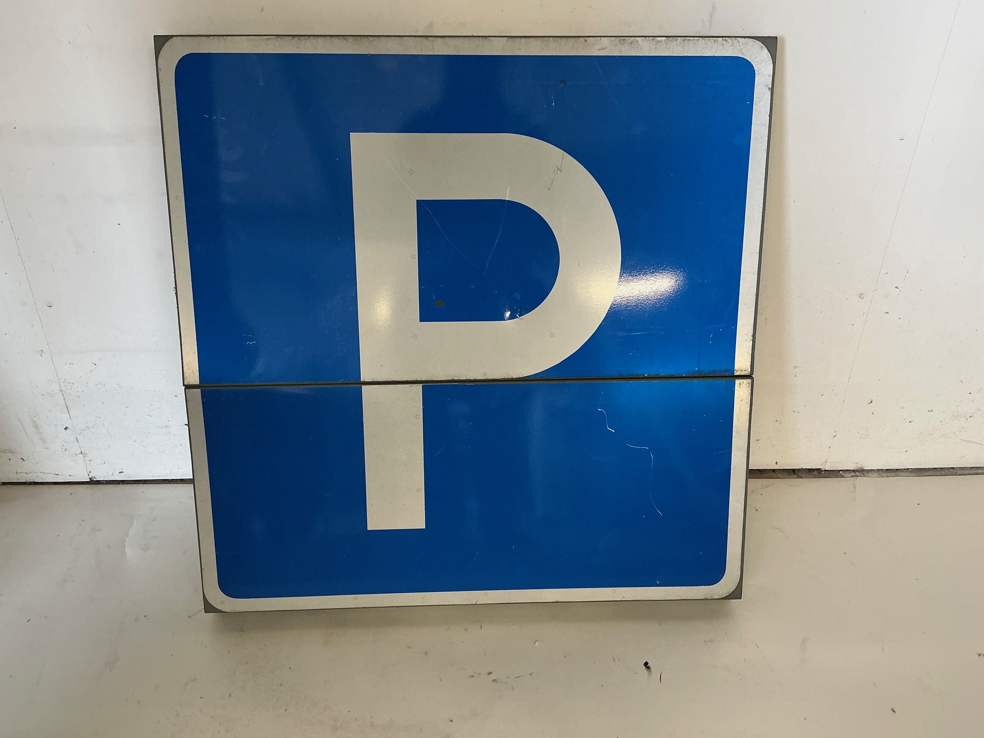 P-skylt och 4 st bensindunkar - Auktioner online - Nätauktioner ...