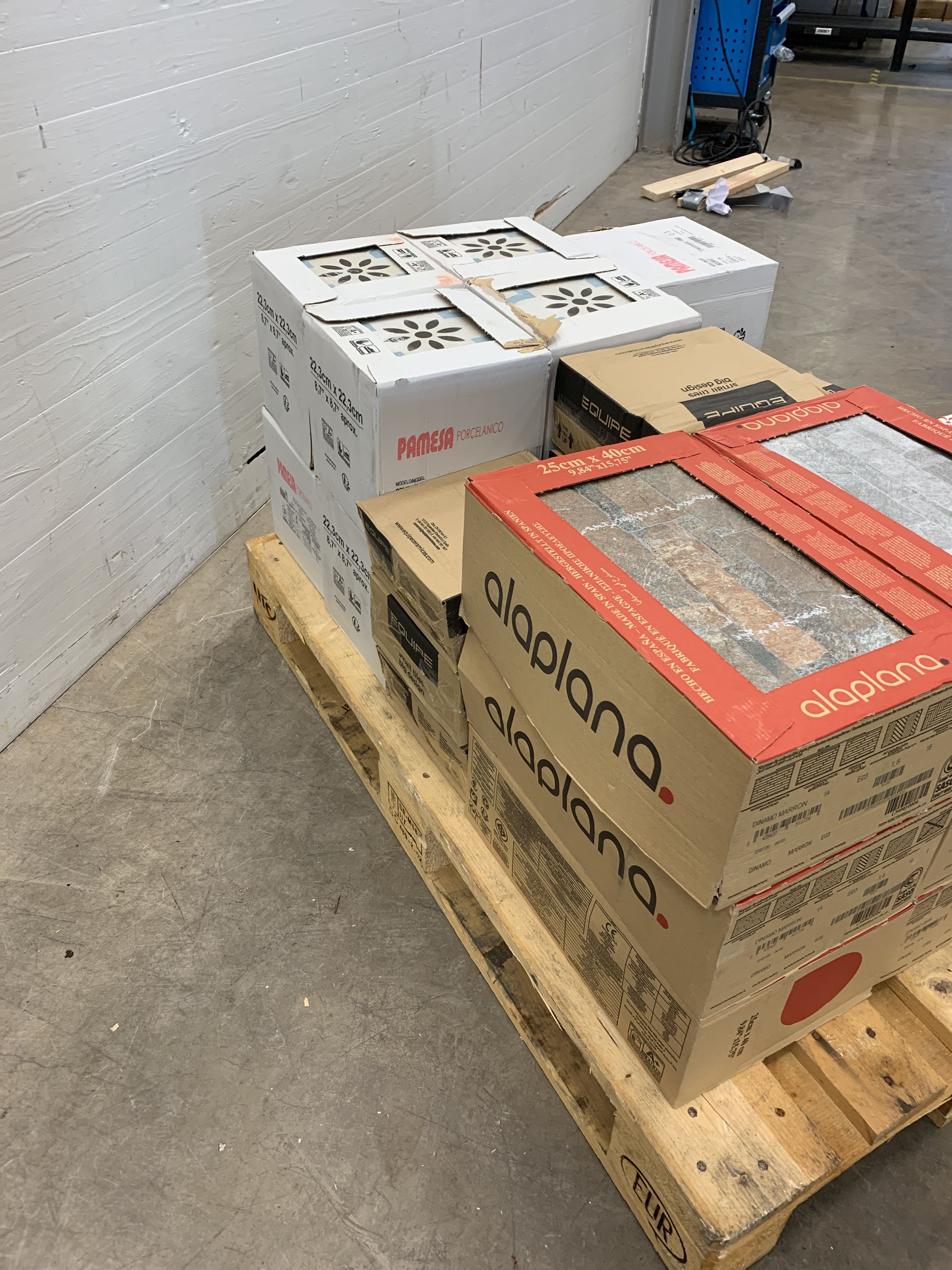 Assortment of clinkers & tiles - PS Auction - We value the future ...