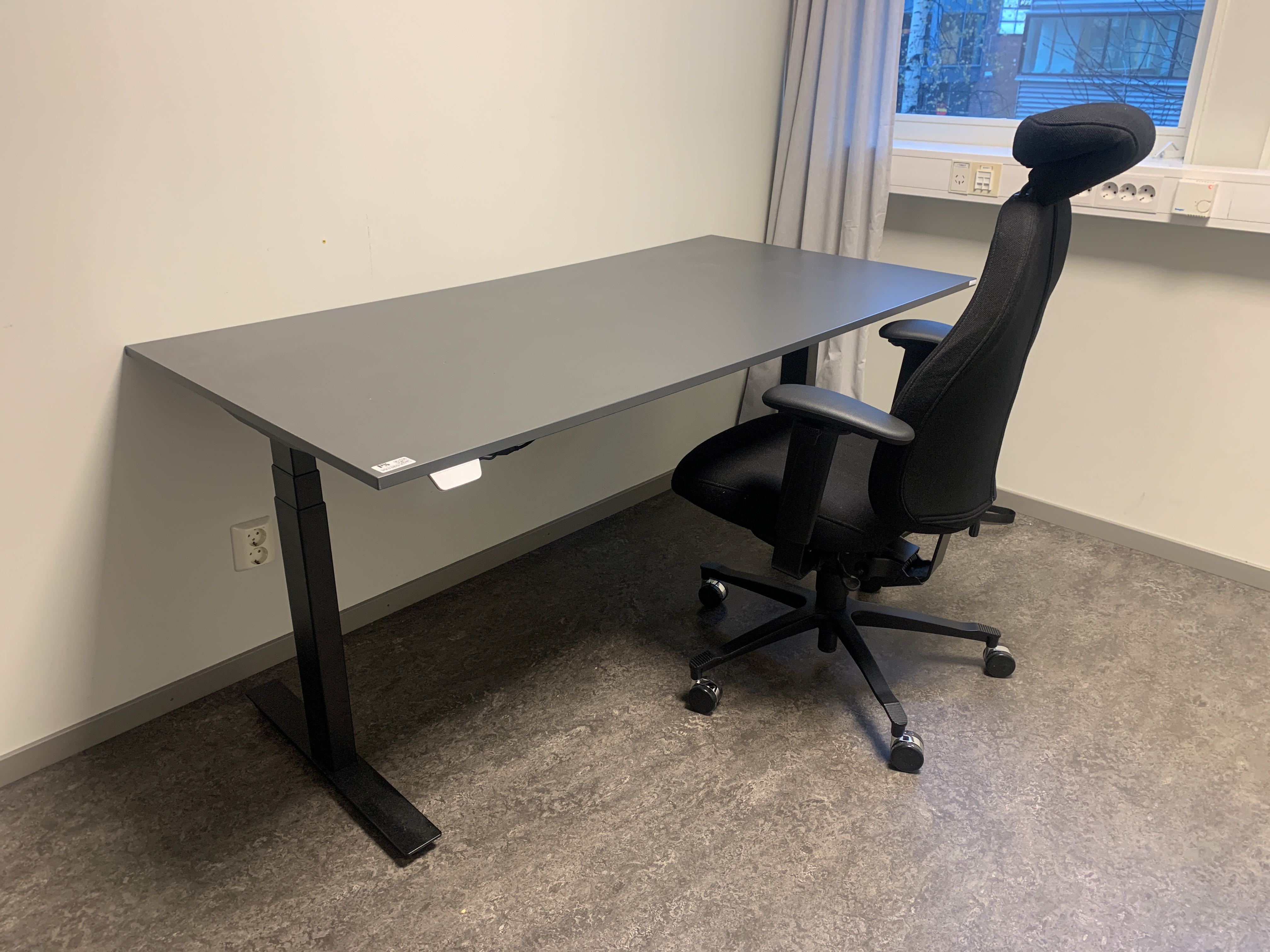 Kontorsmöbler: Elektriskt höj/sänkbart skrivbord LANAB, ergonomisk ...