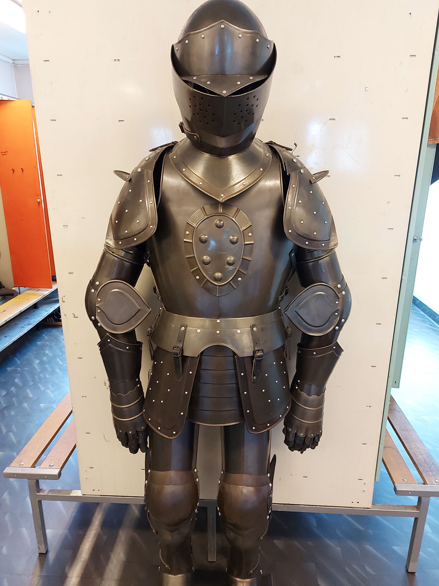 Medeltida Riddarrustning i patinerat stål - Auktioner online ...