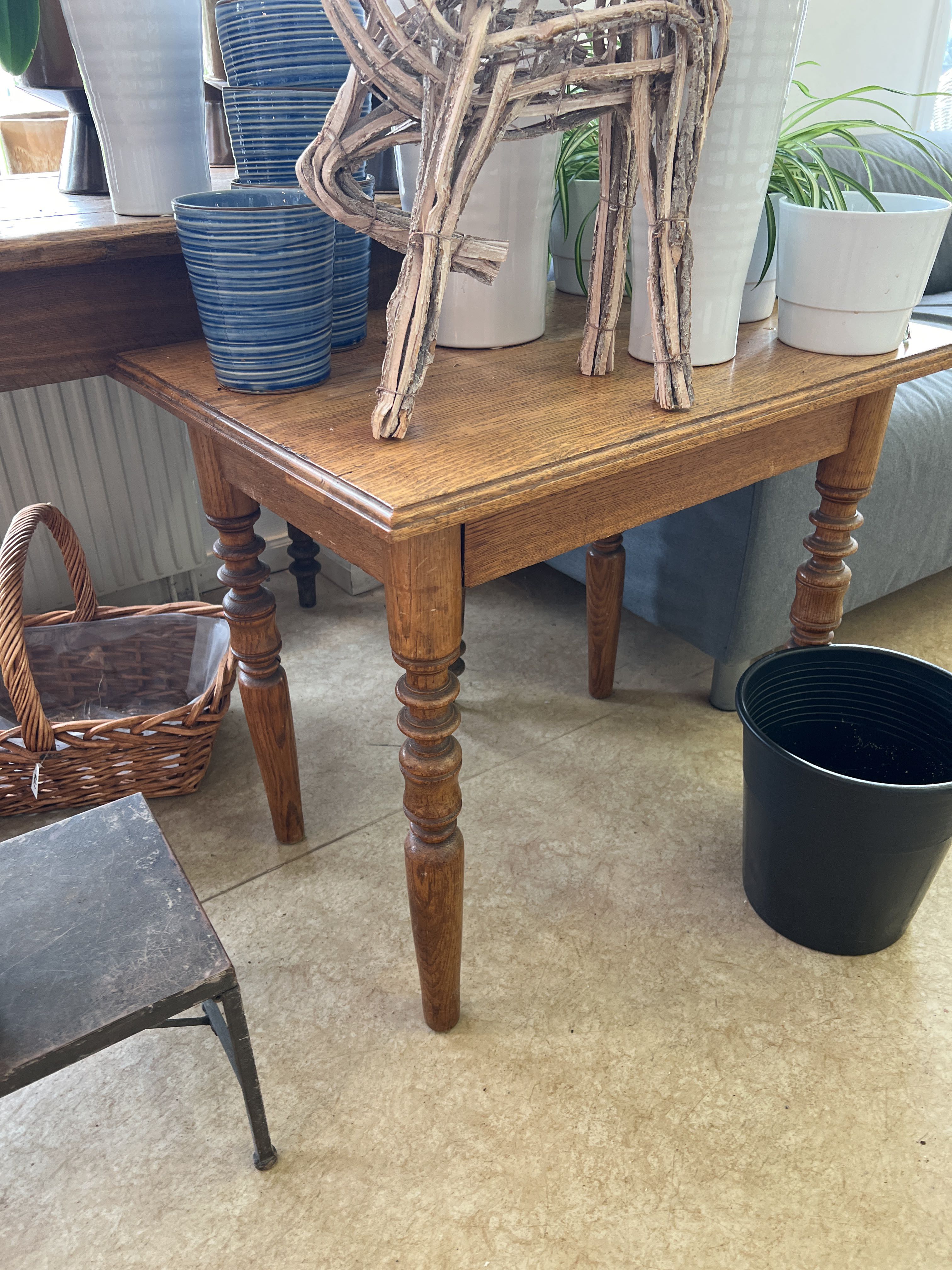 Tables and interior details - PS Auction - We value the future ...