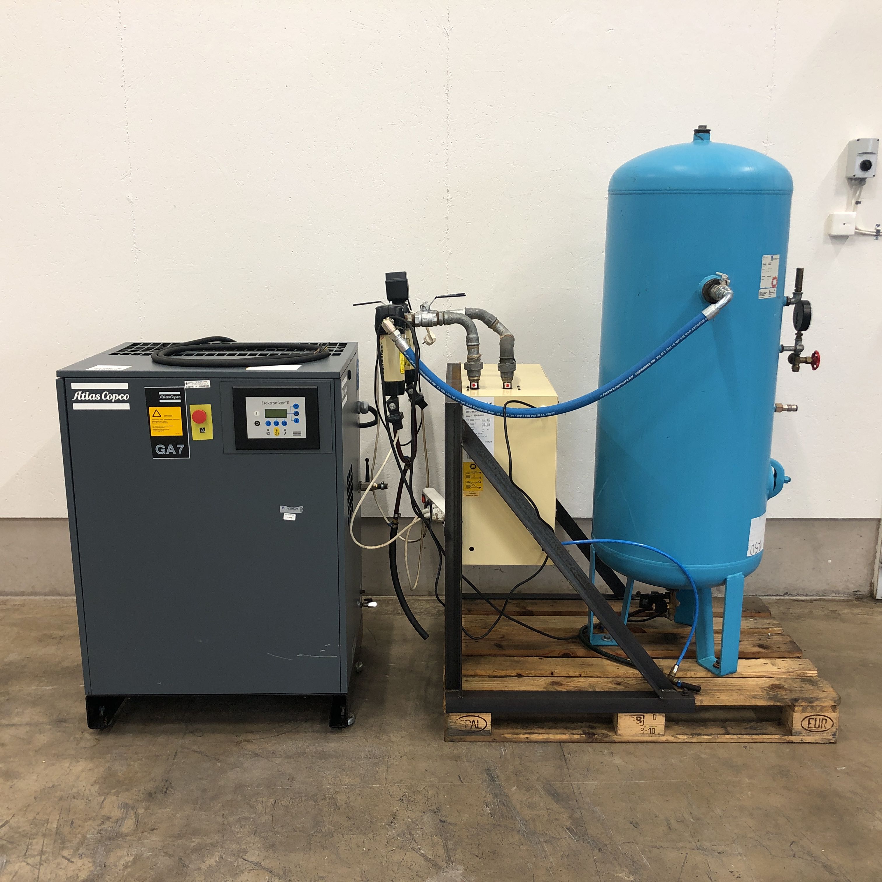 Screw compressor with refrigeration dryer and pressure tank Atlas Copco ...