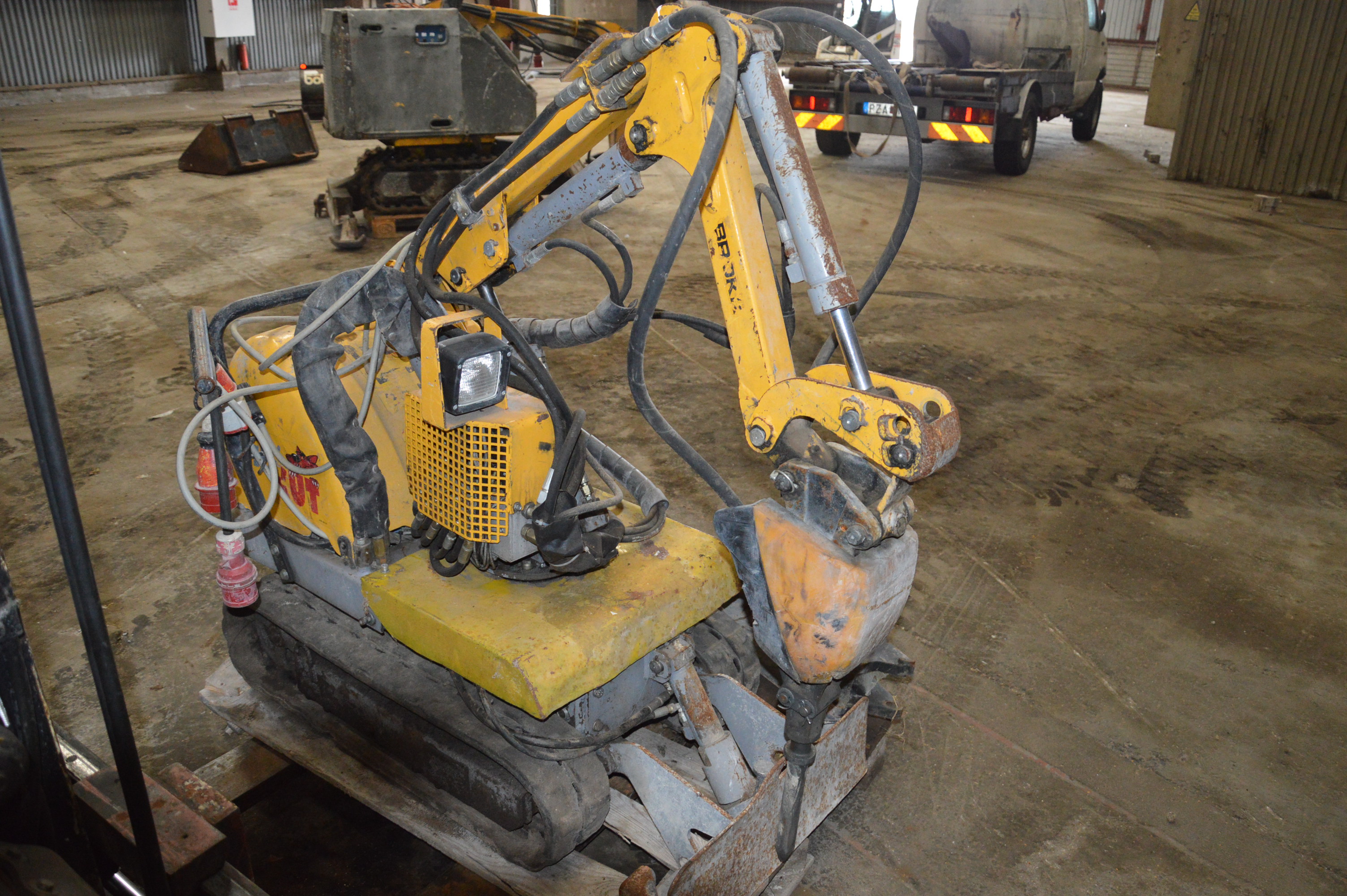 Rivningsrobot Brokk mini cut -1999 - Auktioner online - Nätauktioner ...