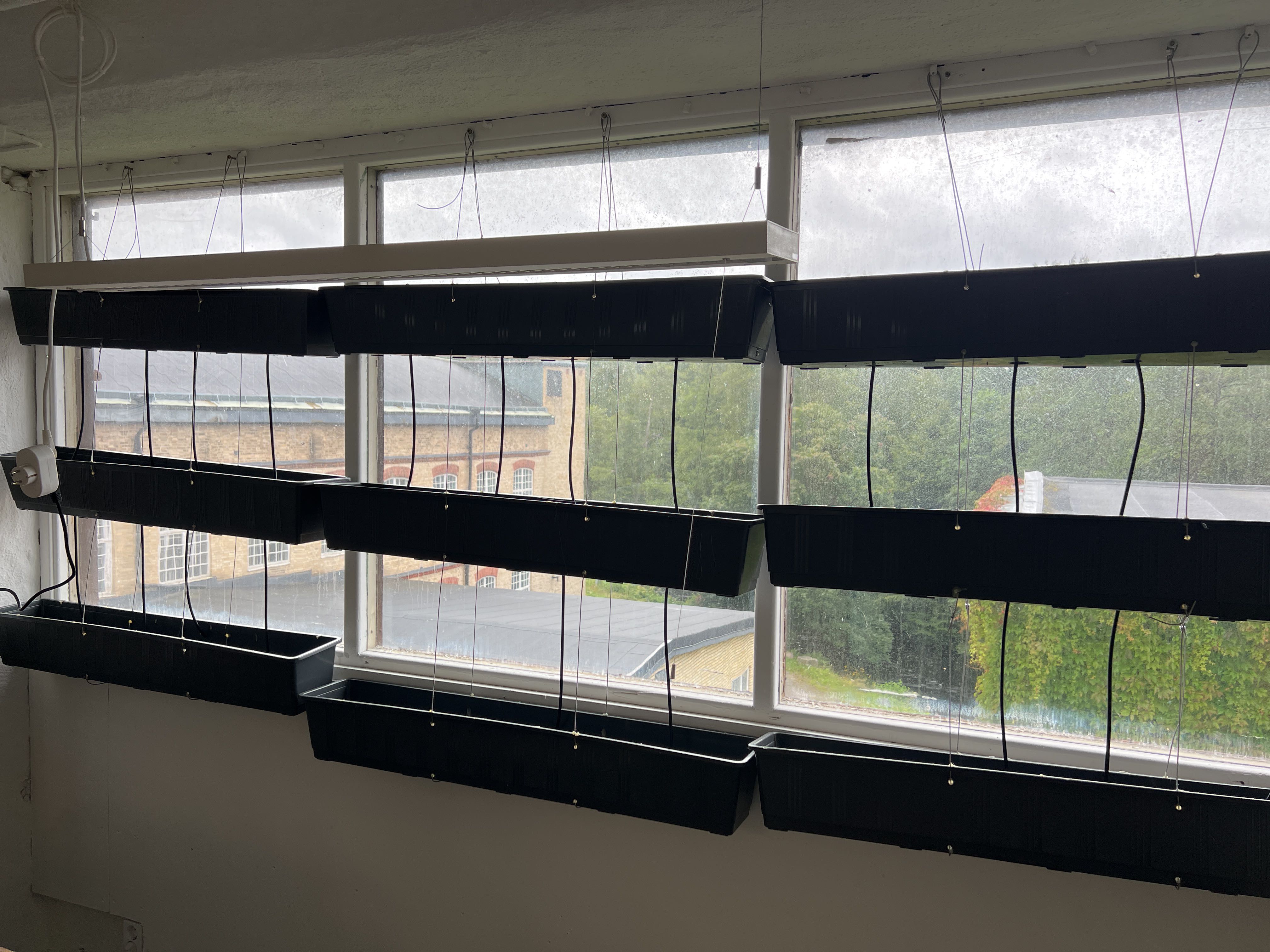 Desk, growing trough and accessories - PS Auction - We value the future ...