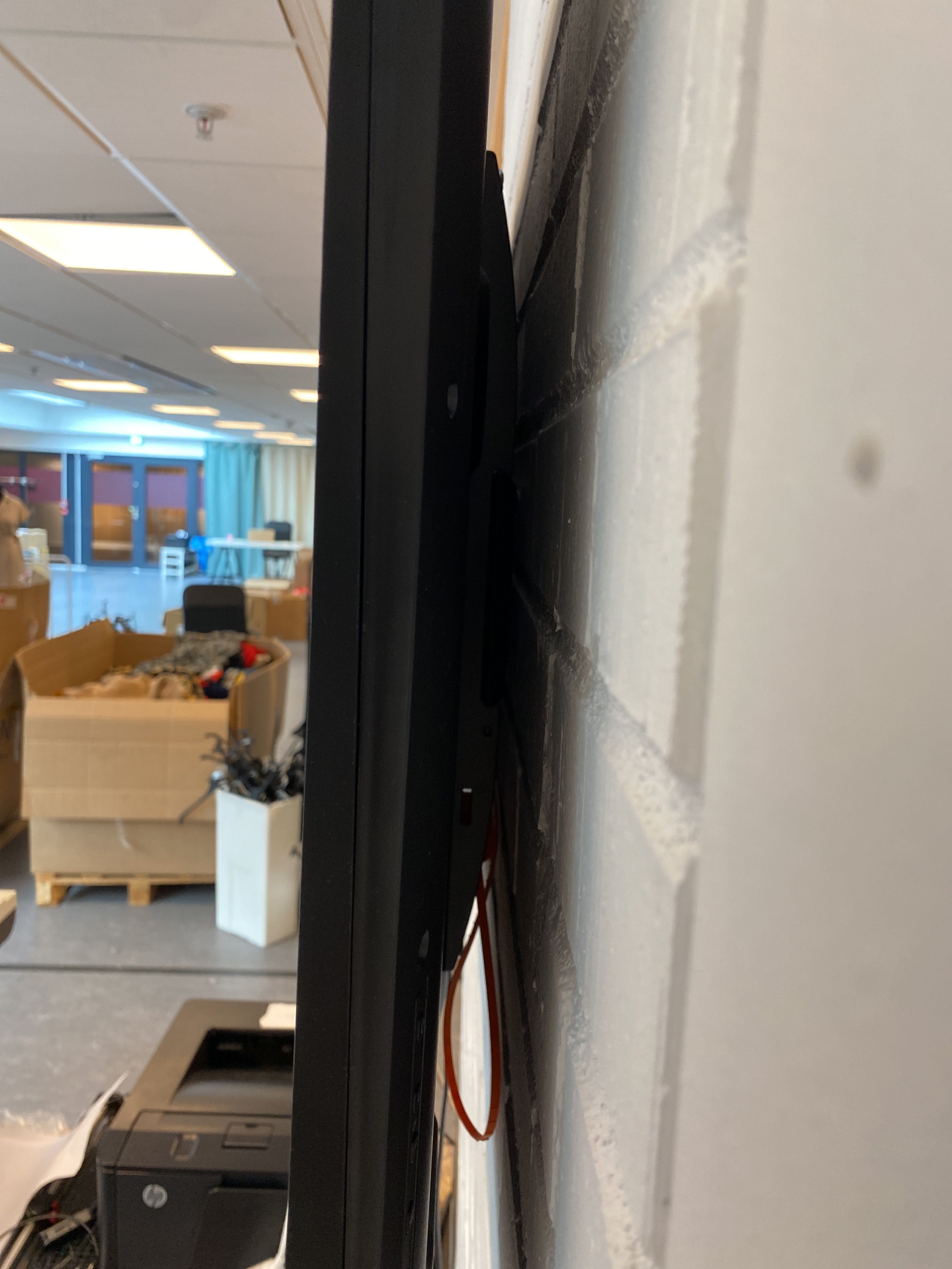 Wall mounted Philips TV - PS Auction - We value the future - Largest in ...