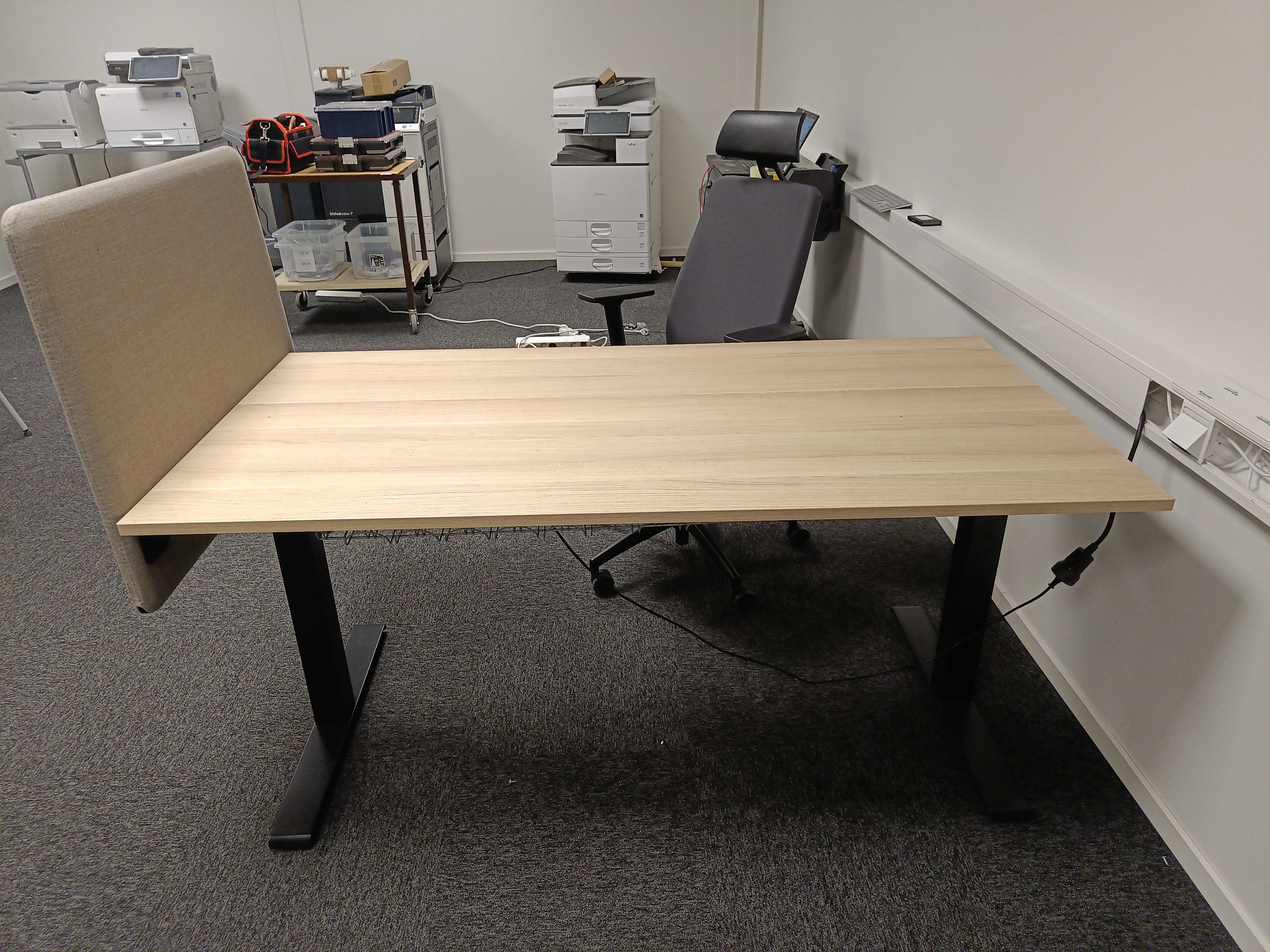 Raise / Lower Desk & Desk Chair, Kinnarps - PS Auction - We value the ...