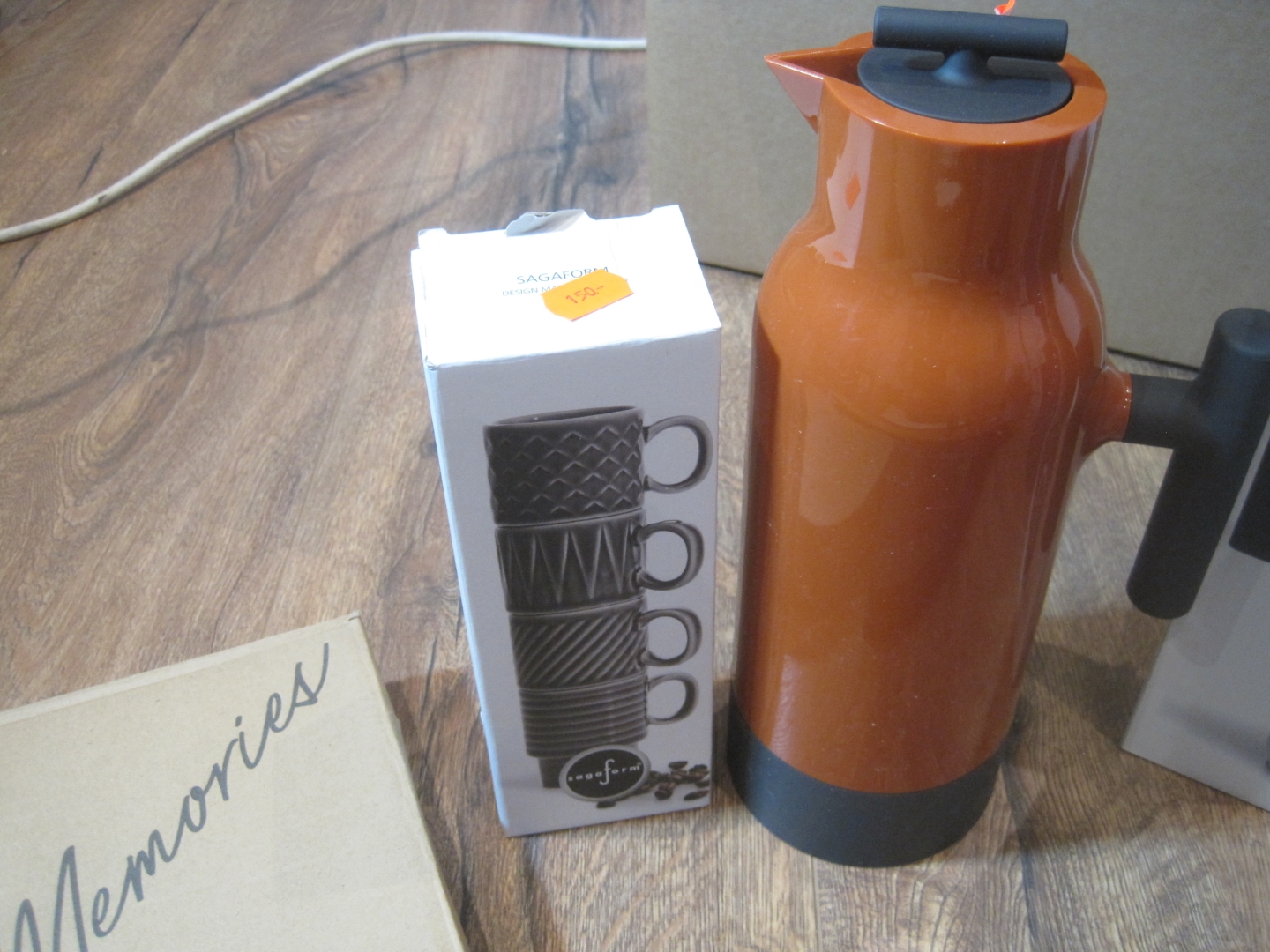 Låda med stekspade, stekjärn i gjutjärn, kniv, termosar med mera - Auktioner online ...