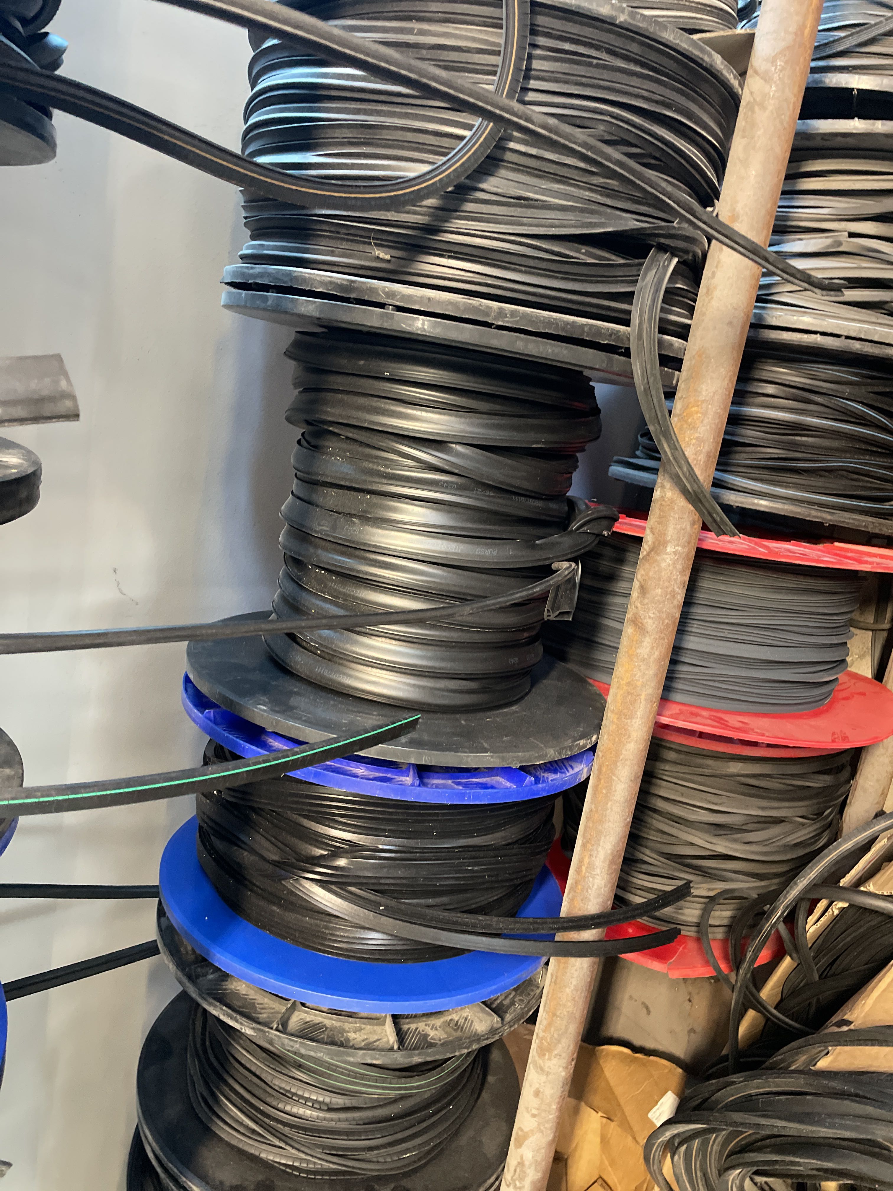 Scaffolding for cable reels and various rubber strips - PS Auction - We ...