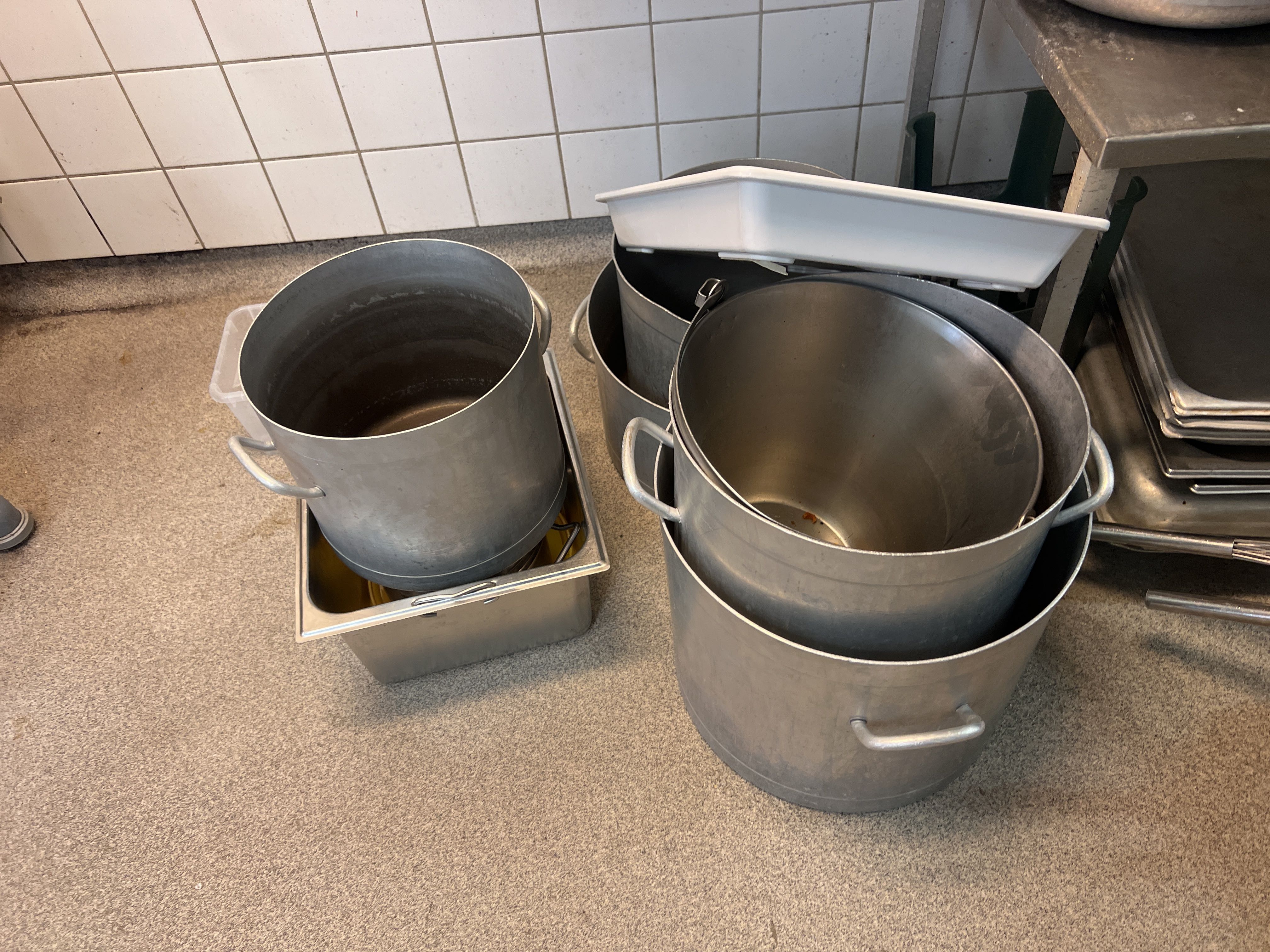 Köksutrustning - Kastruller, bleck, bestick, mm. - Auktioner online - Nätauktioner ...