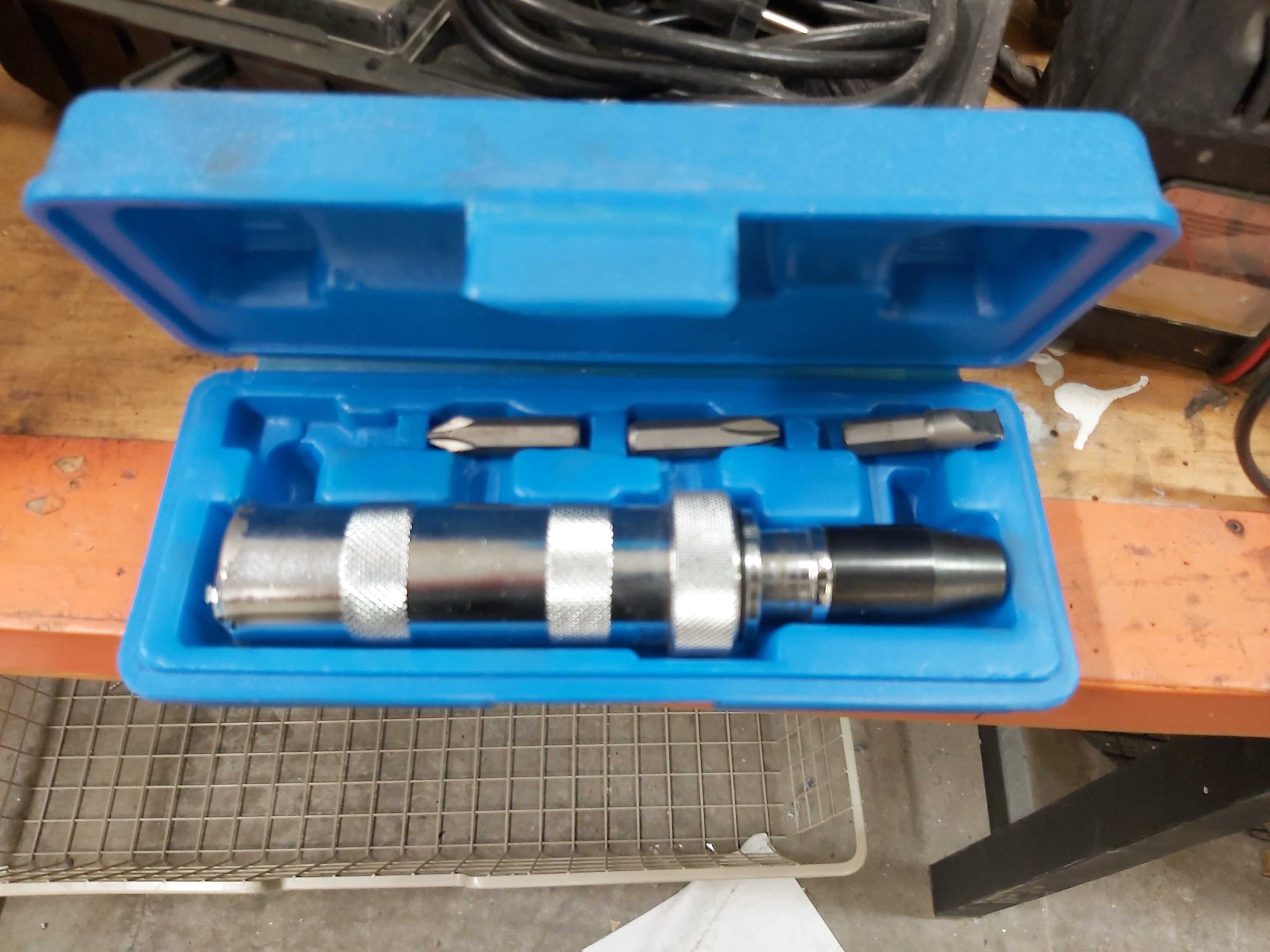 Multitool, slagmejsel, lampa och batteriladdare - Auktioner online ...