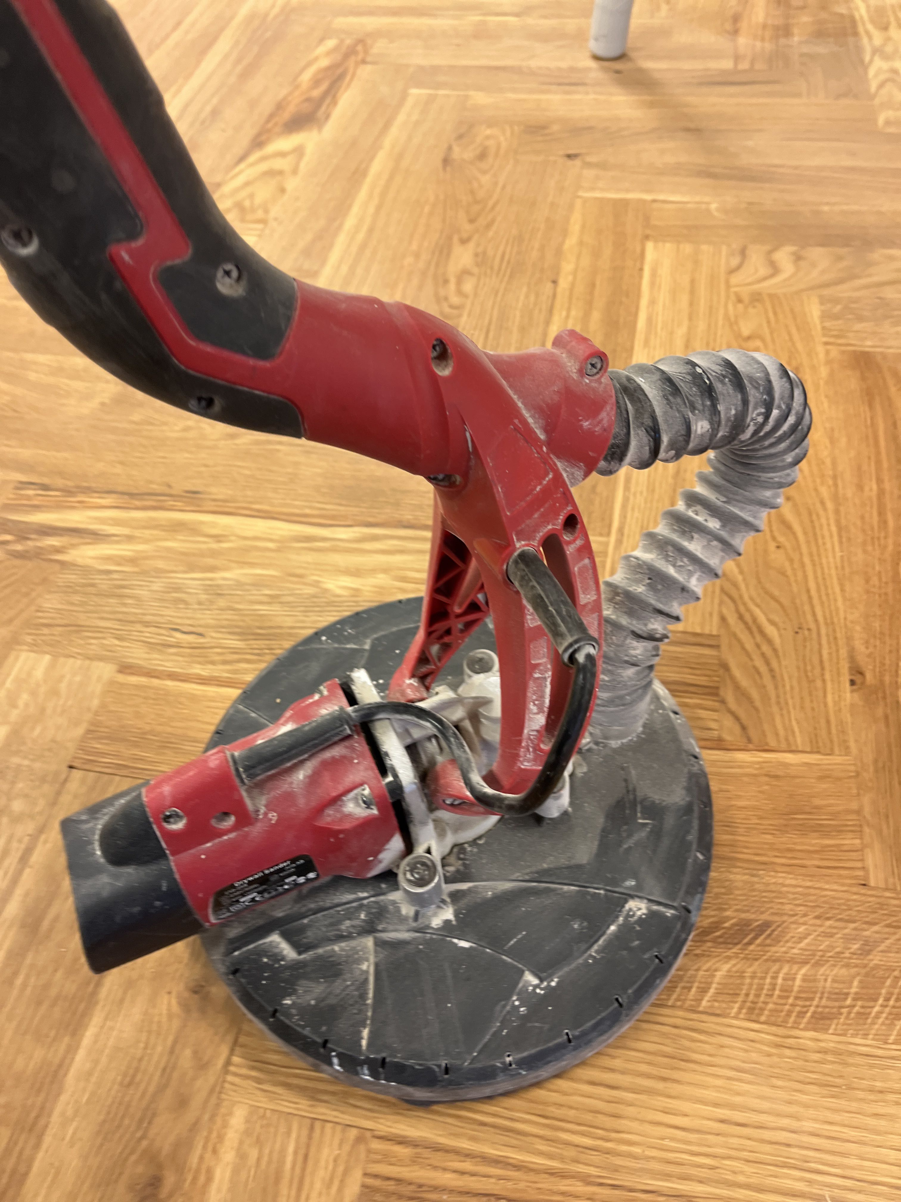 Giraffe wall sander Meec - PS Auction - We value the future - Largest ...
