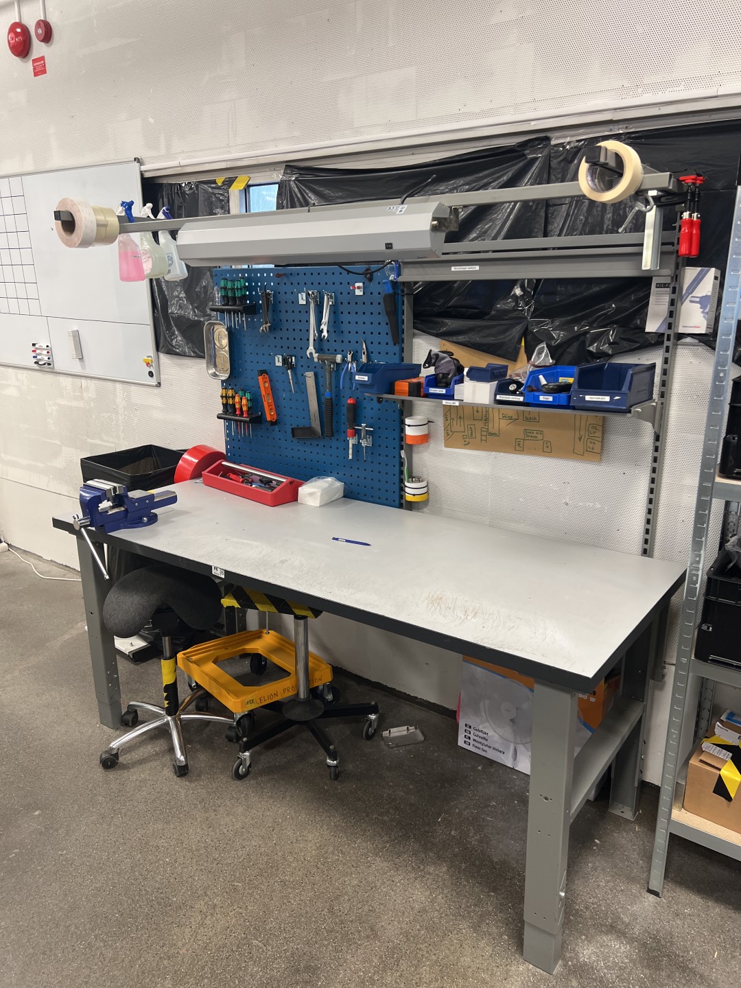 Workbench with tool board and contents - PS Auction - We value the future - Largest in net auctions