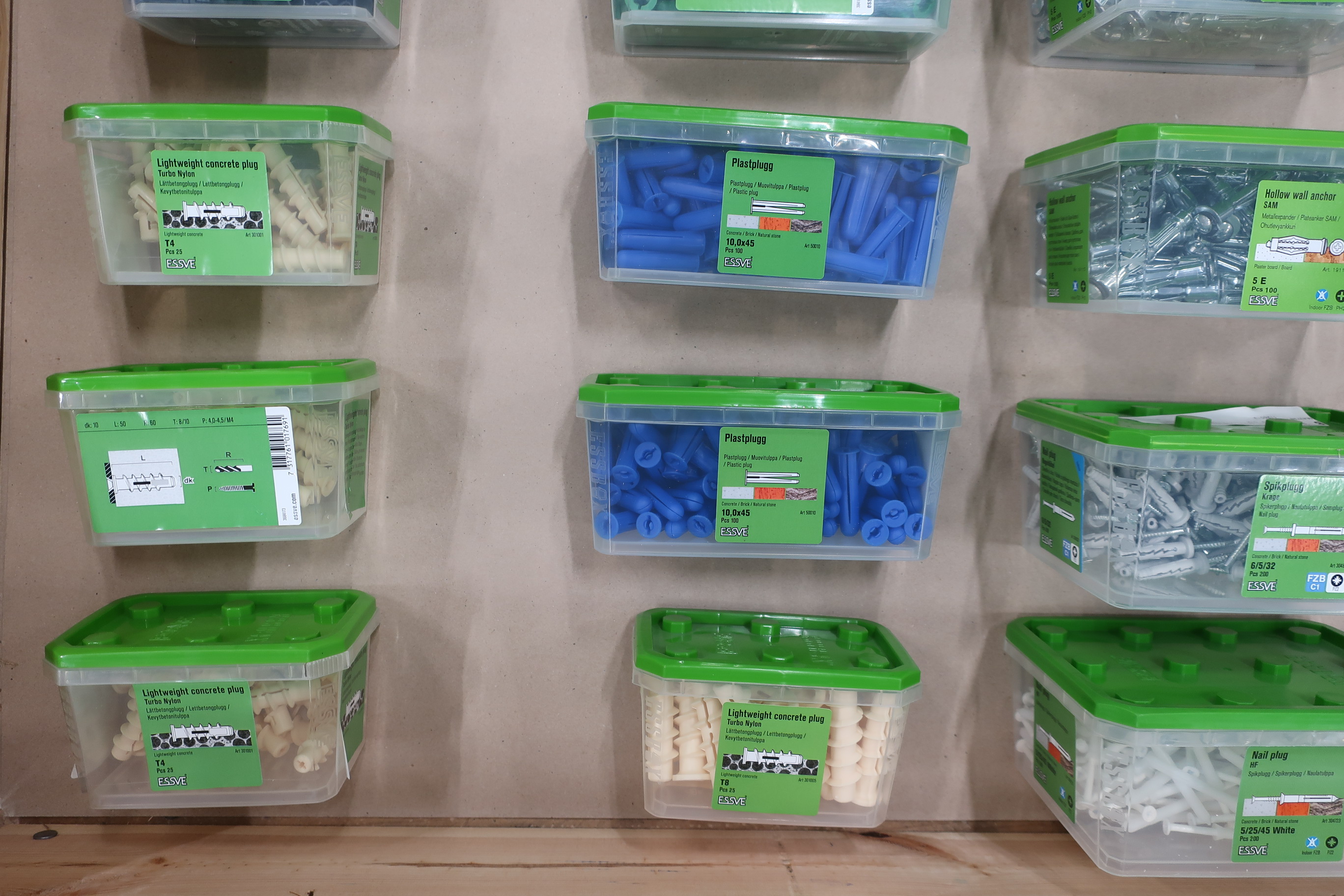 Sortiment med skruv, spick och plugg ESSVE - Auktioner online ...