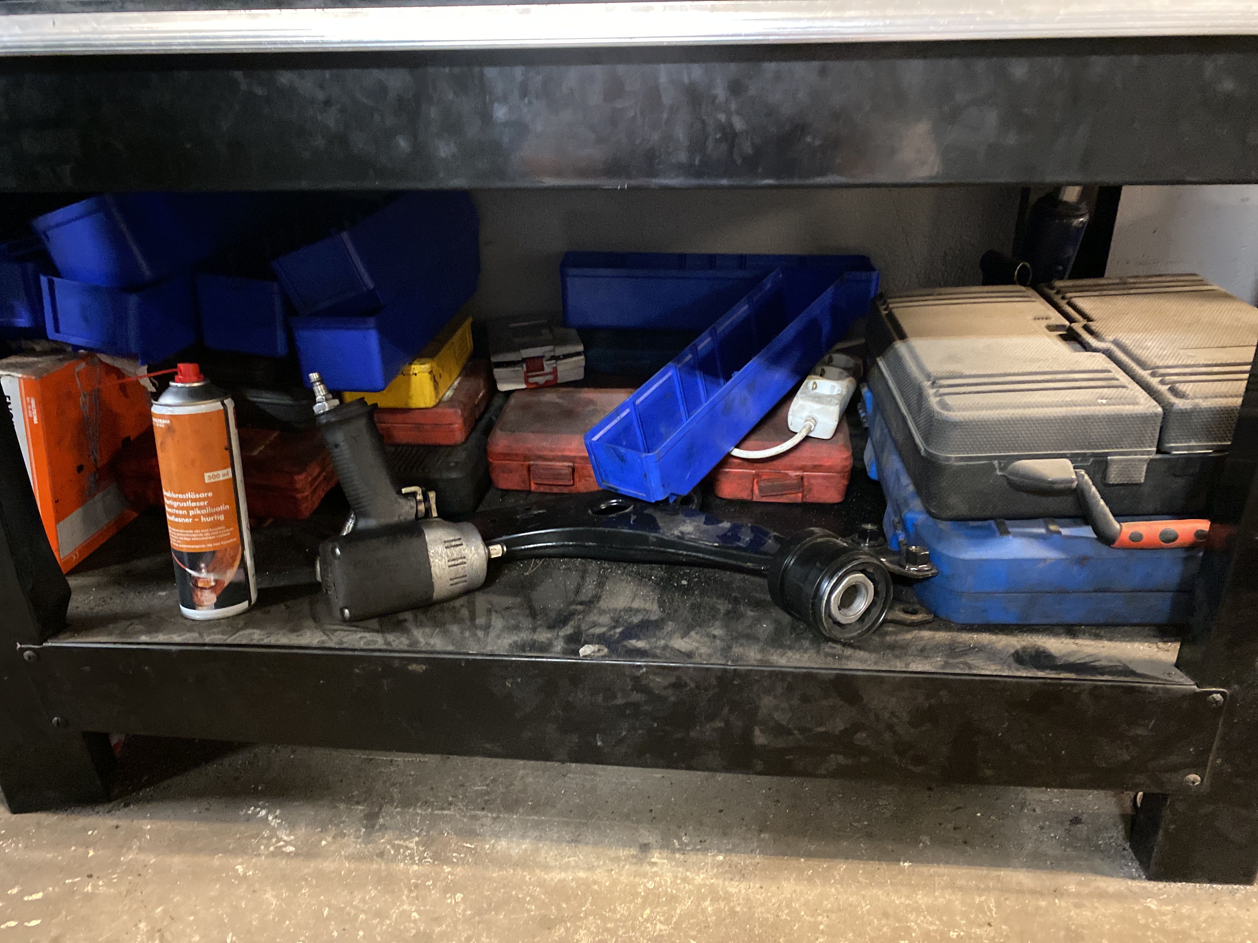 Workbench, hand tools, press, shelf - PS Auction - We value the future ...