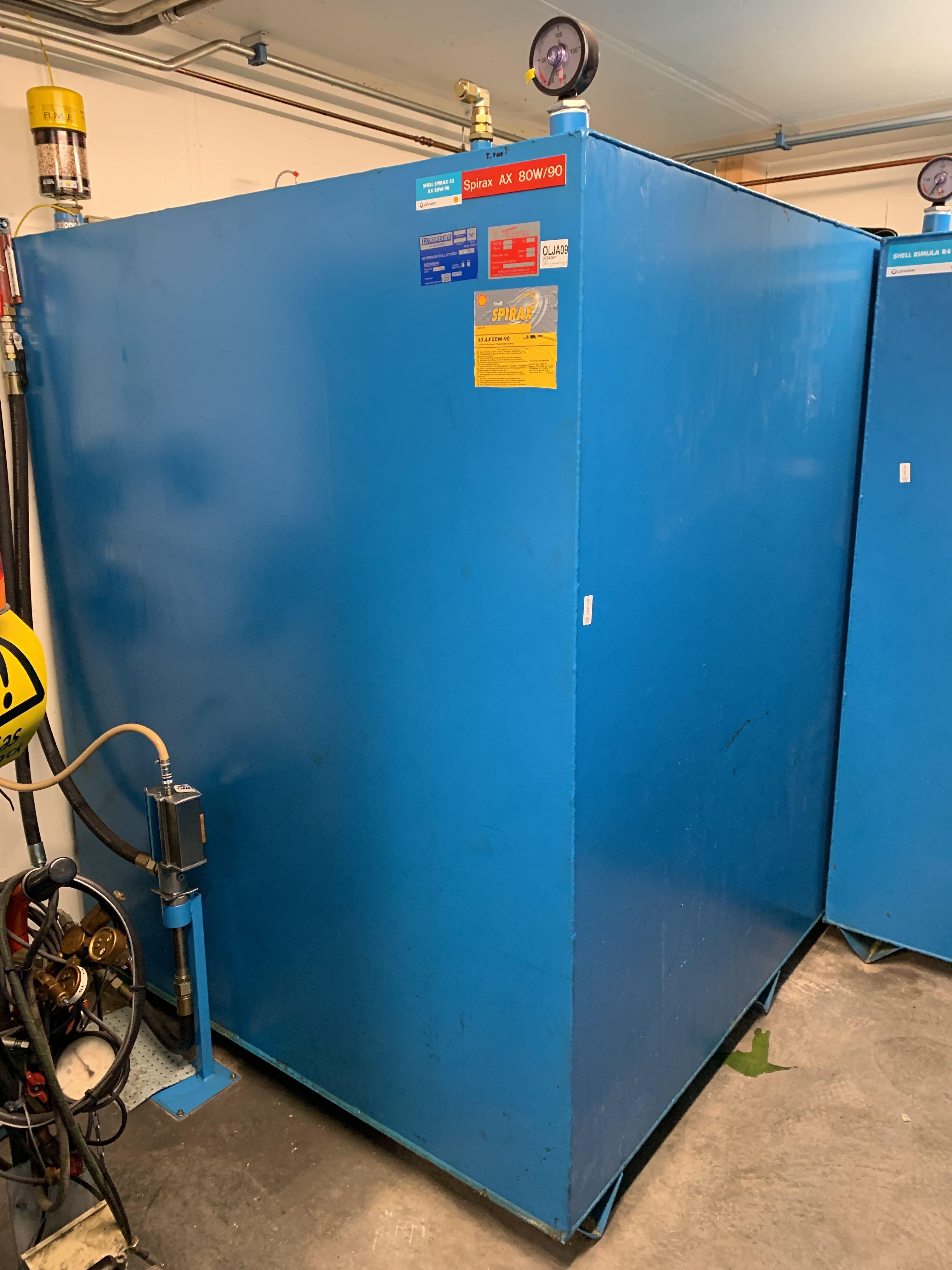 Oil tank for transmission oil 10000 liters with oil pump - PS Auction ...