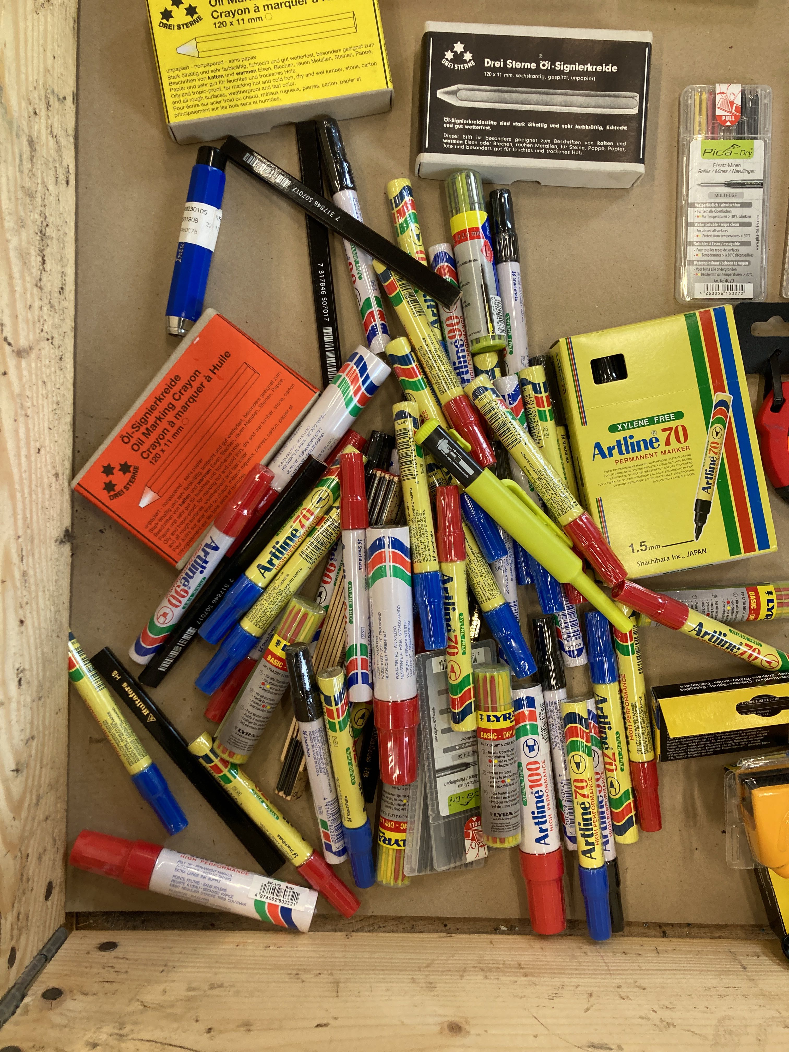 Assortment of construction pens - PS Auction - We value the future ...