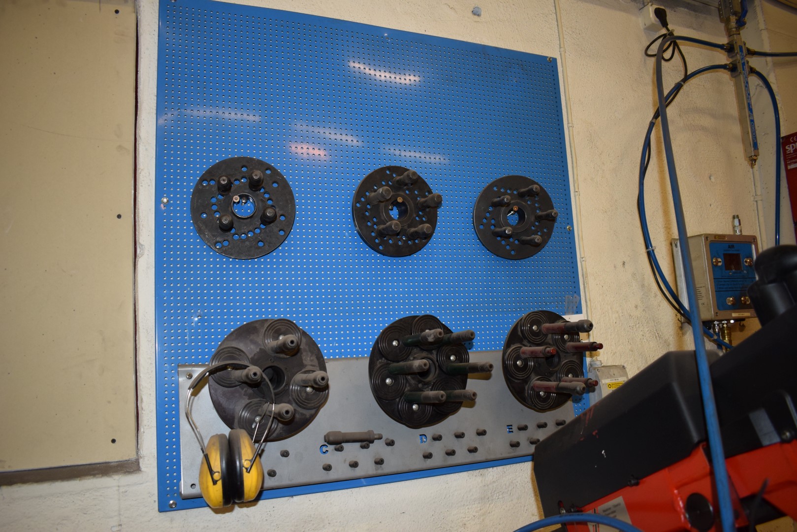 Tool plate with 6 bolt templates for bolt pattern - PS Auction - We ...