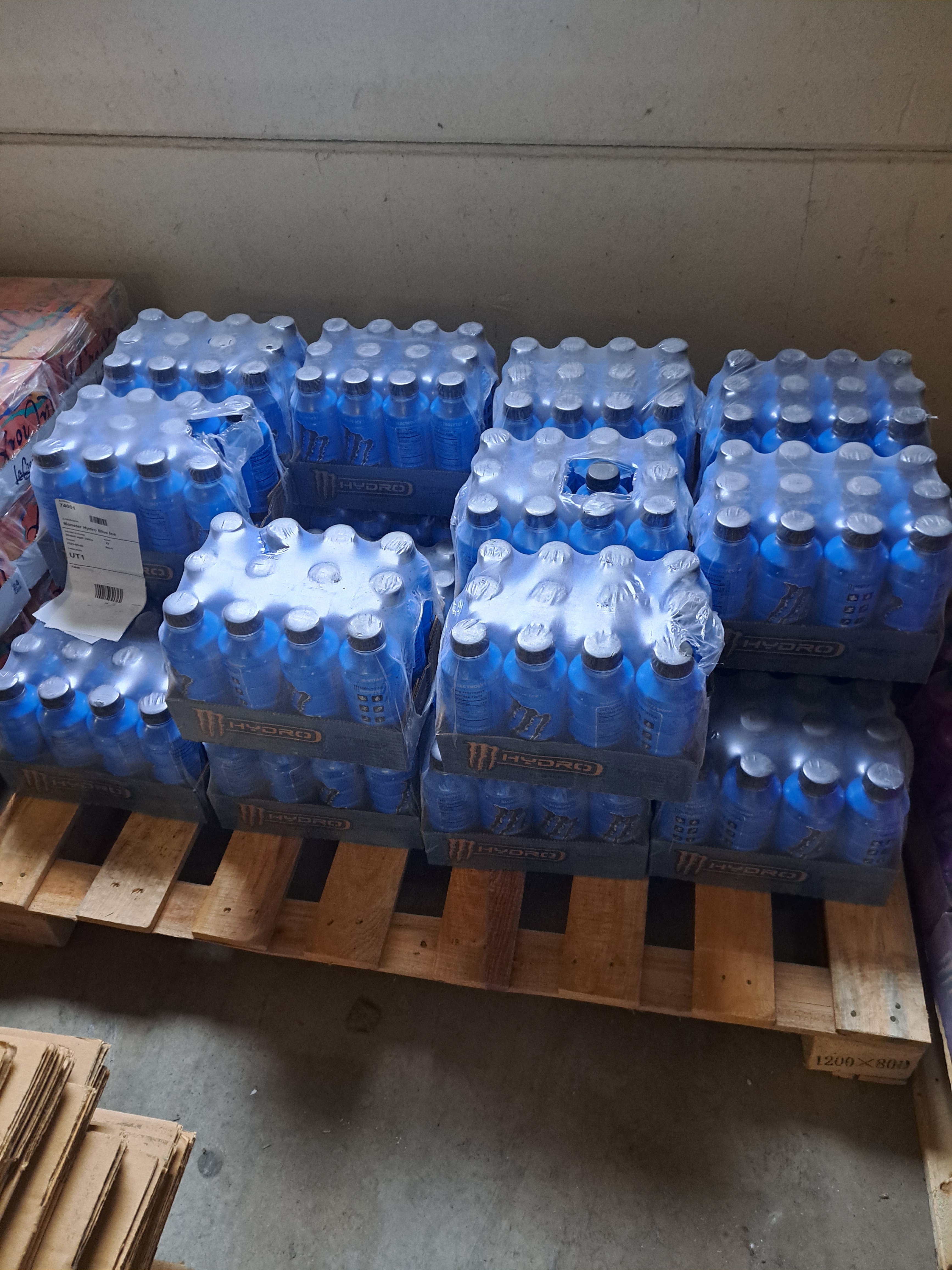 Monster Hydro Blue - Pall med 252 st 50 cl - Auktioner online ...