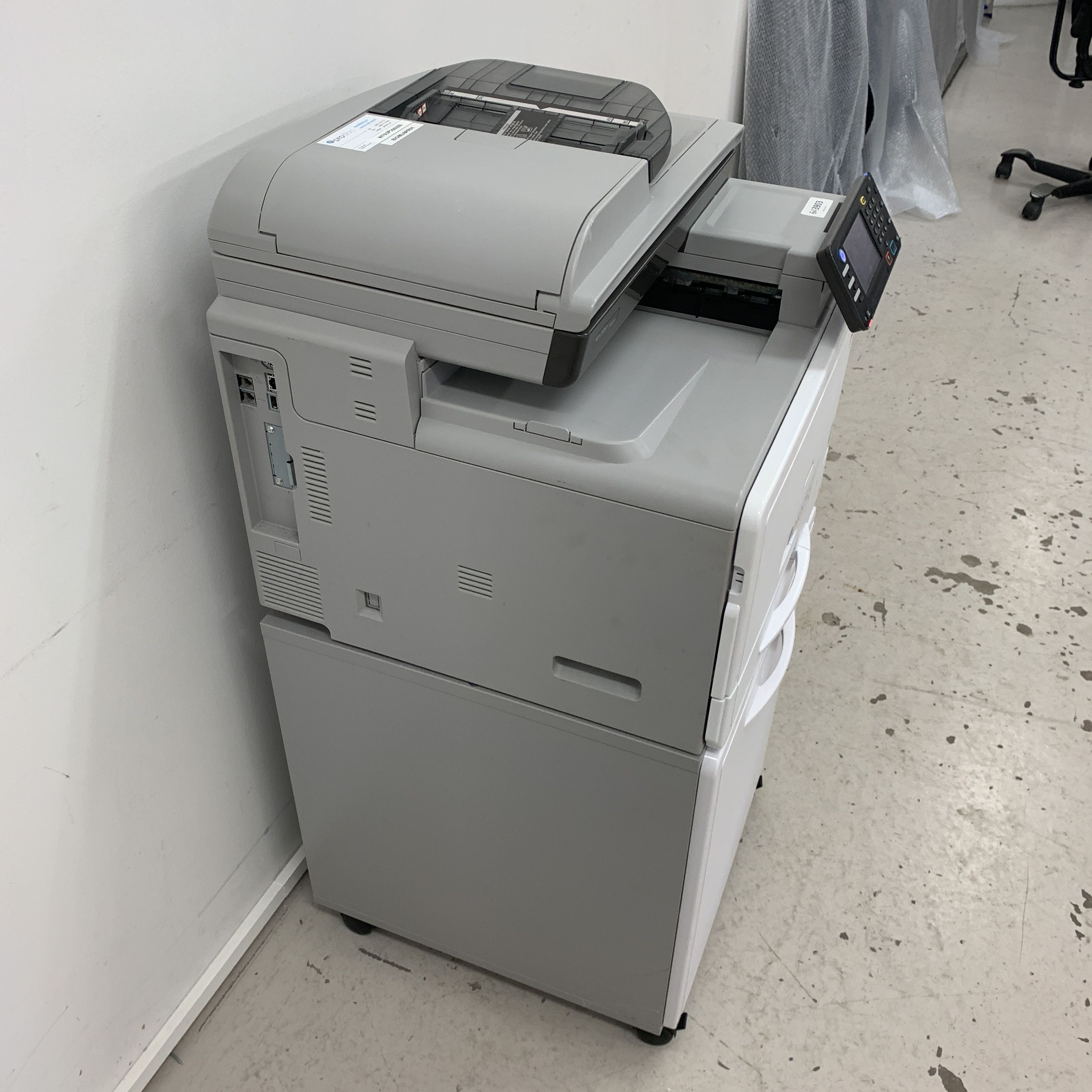 Skrivare Aficio MP C305 SPF, med underskåp. - Auktioner online ...