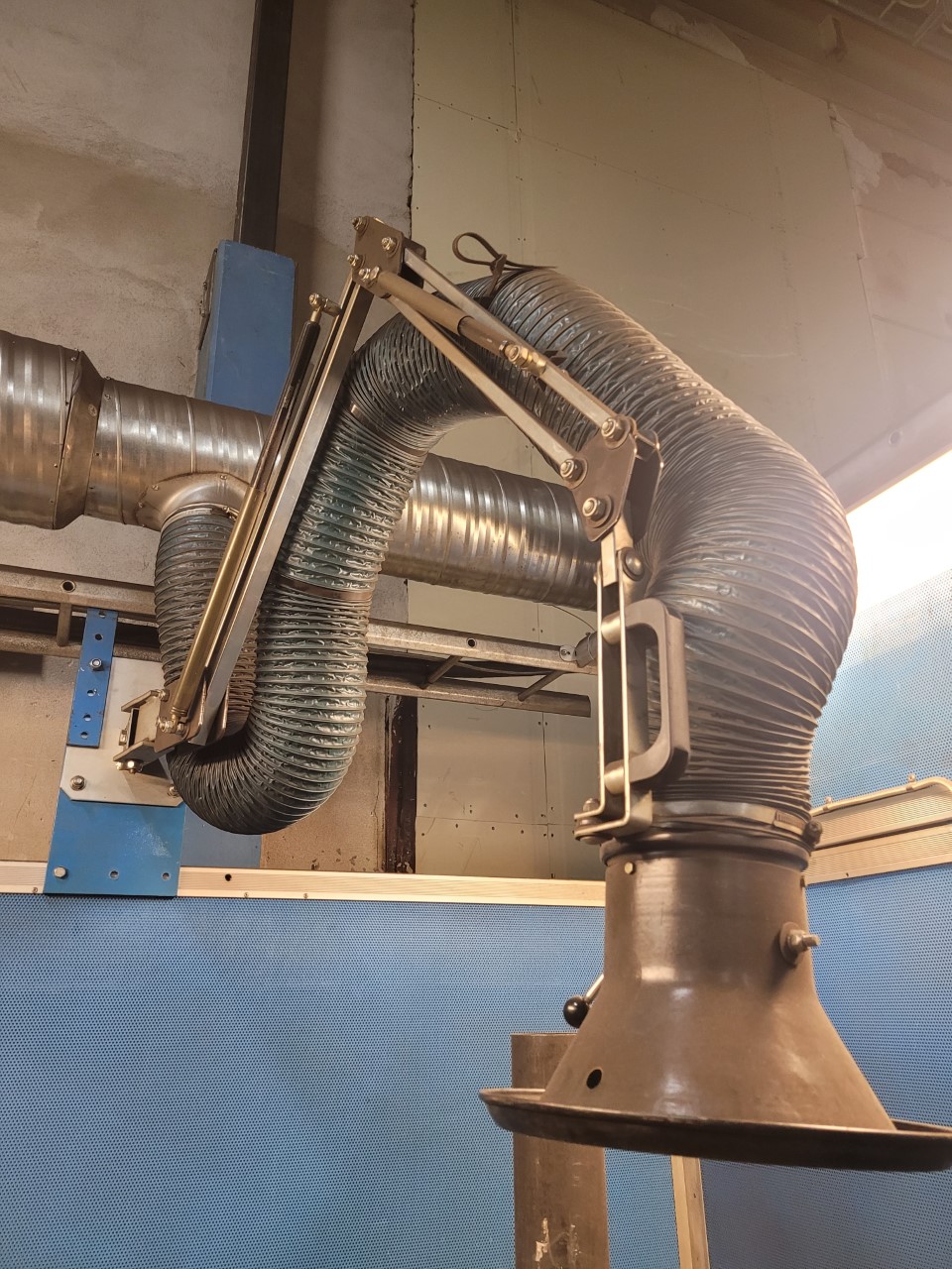 4 point extraction arms with wall mount - PS Auction - We value the ...