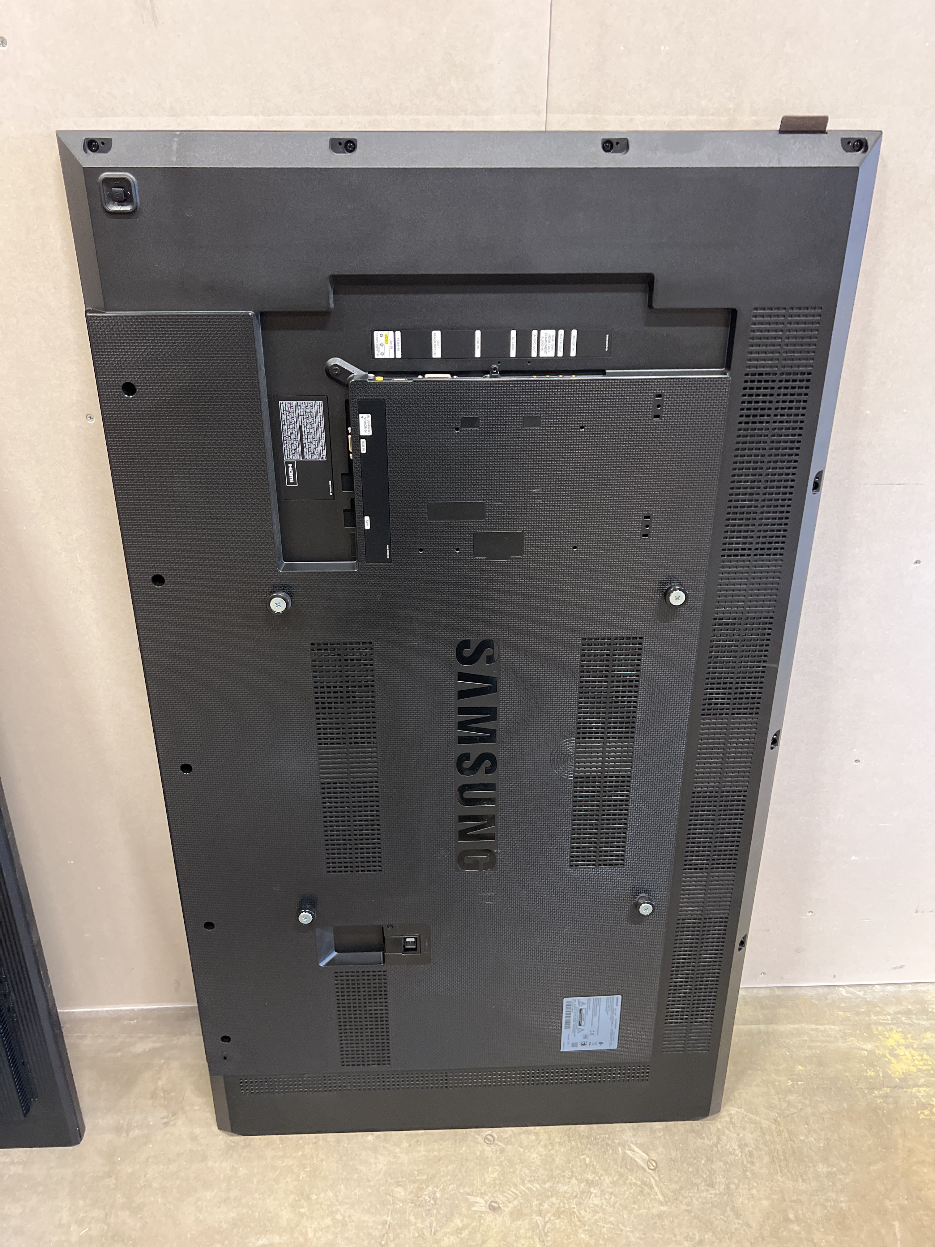Displayskärm 55" på stativ med hjul - Samsung DB55E - Auktioner online ...