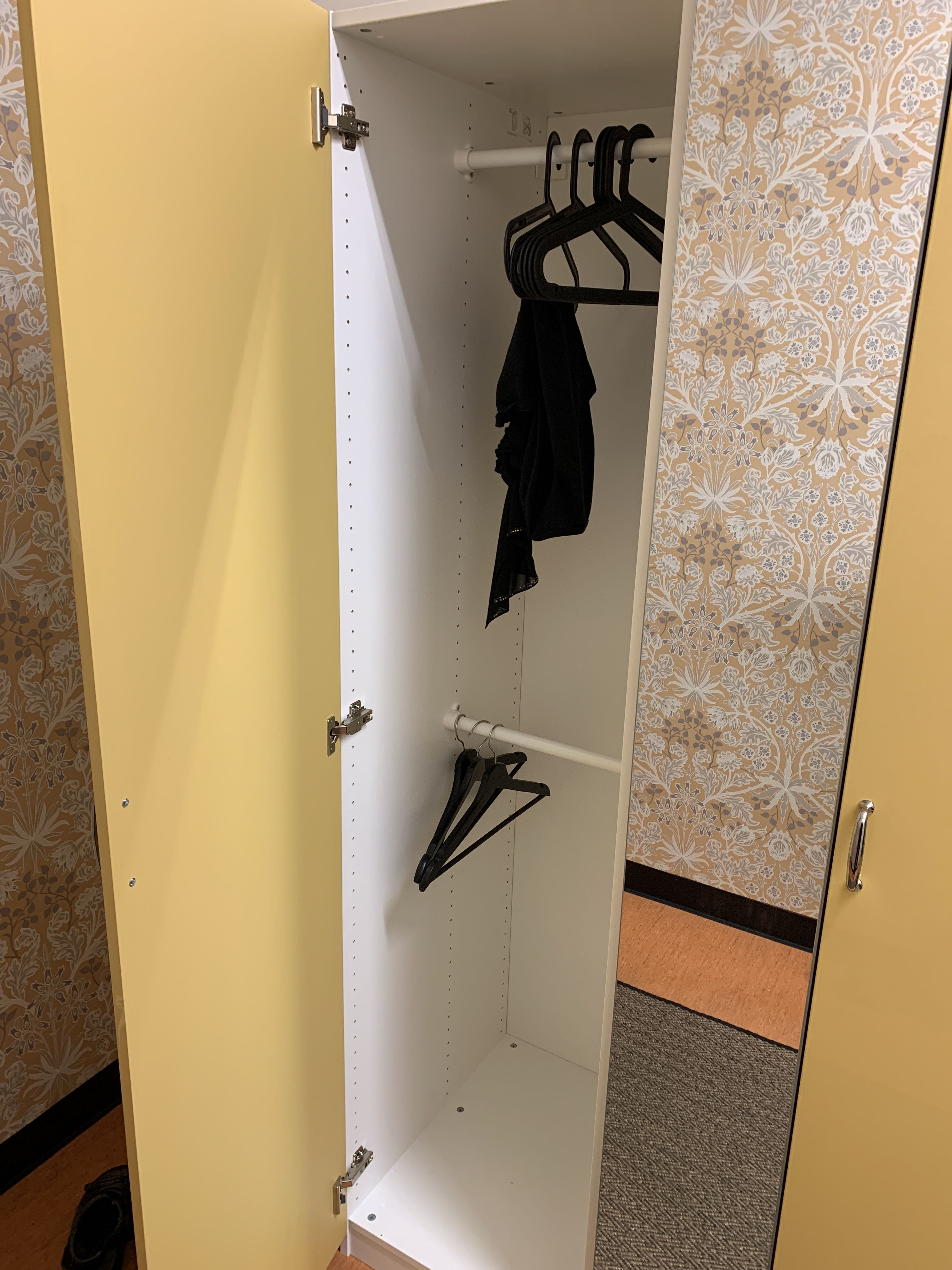 Changing room: wardrobe, clothes rack, table and chairs - PS Auction ...
