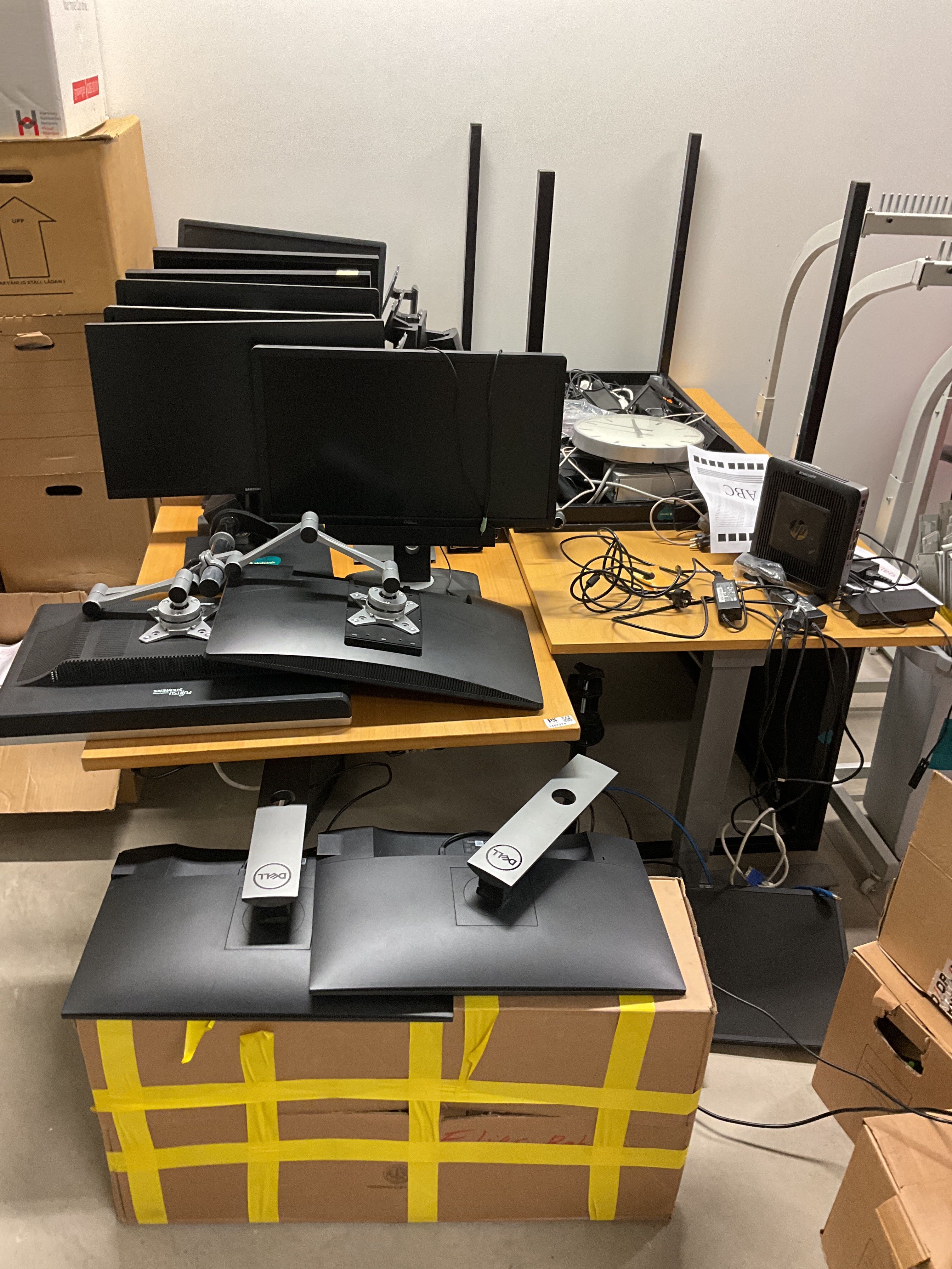 Table with computer screens - PS Auction - We value the future ...