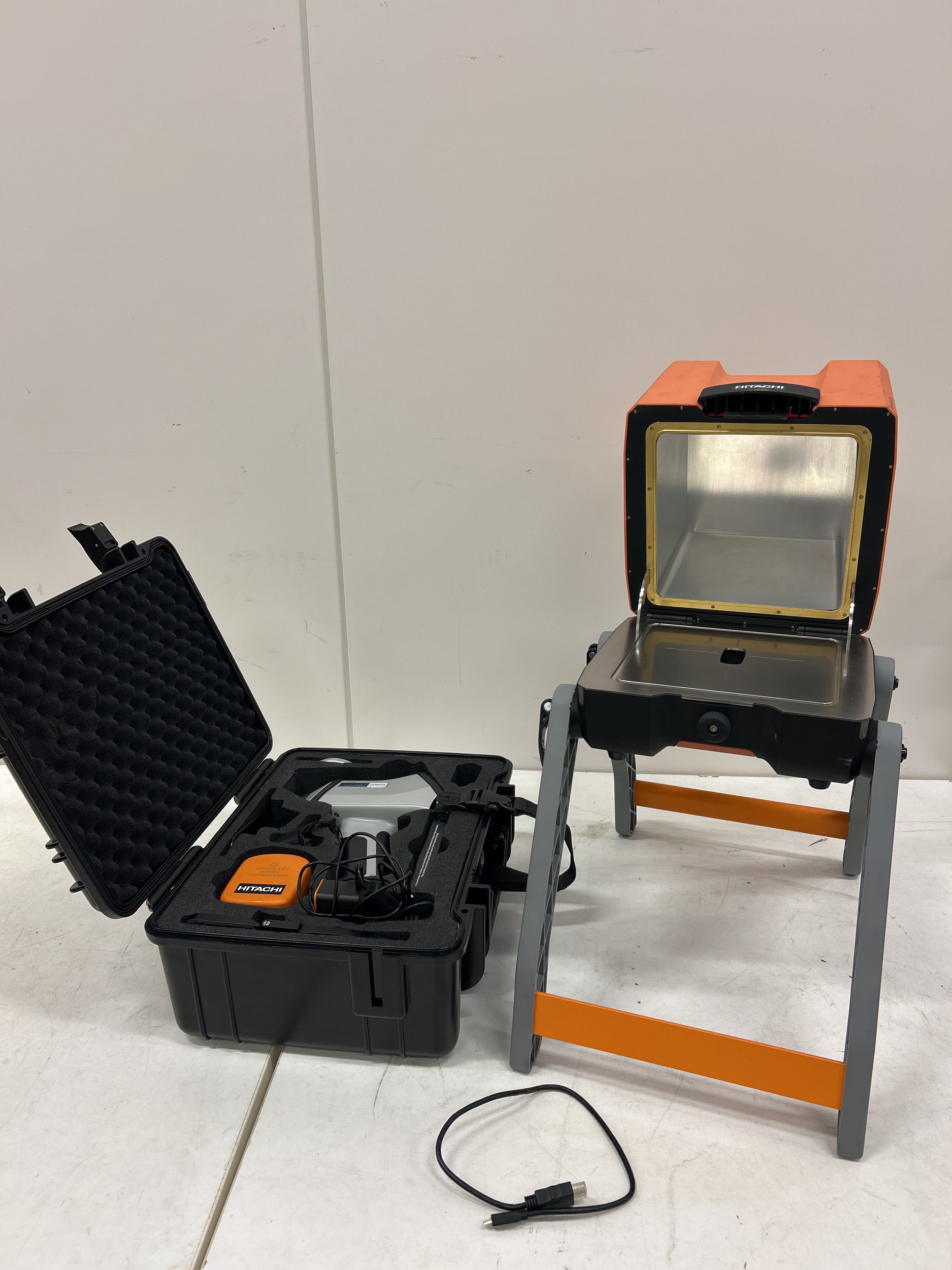 Handhållet röntgenfluorescensanalysverktyg med bordsstativ - Hitachi X ...