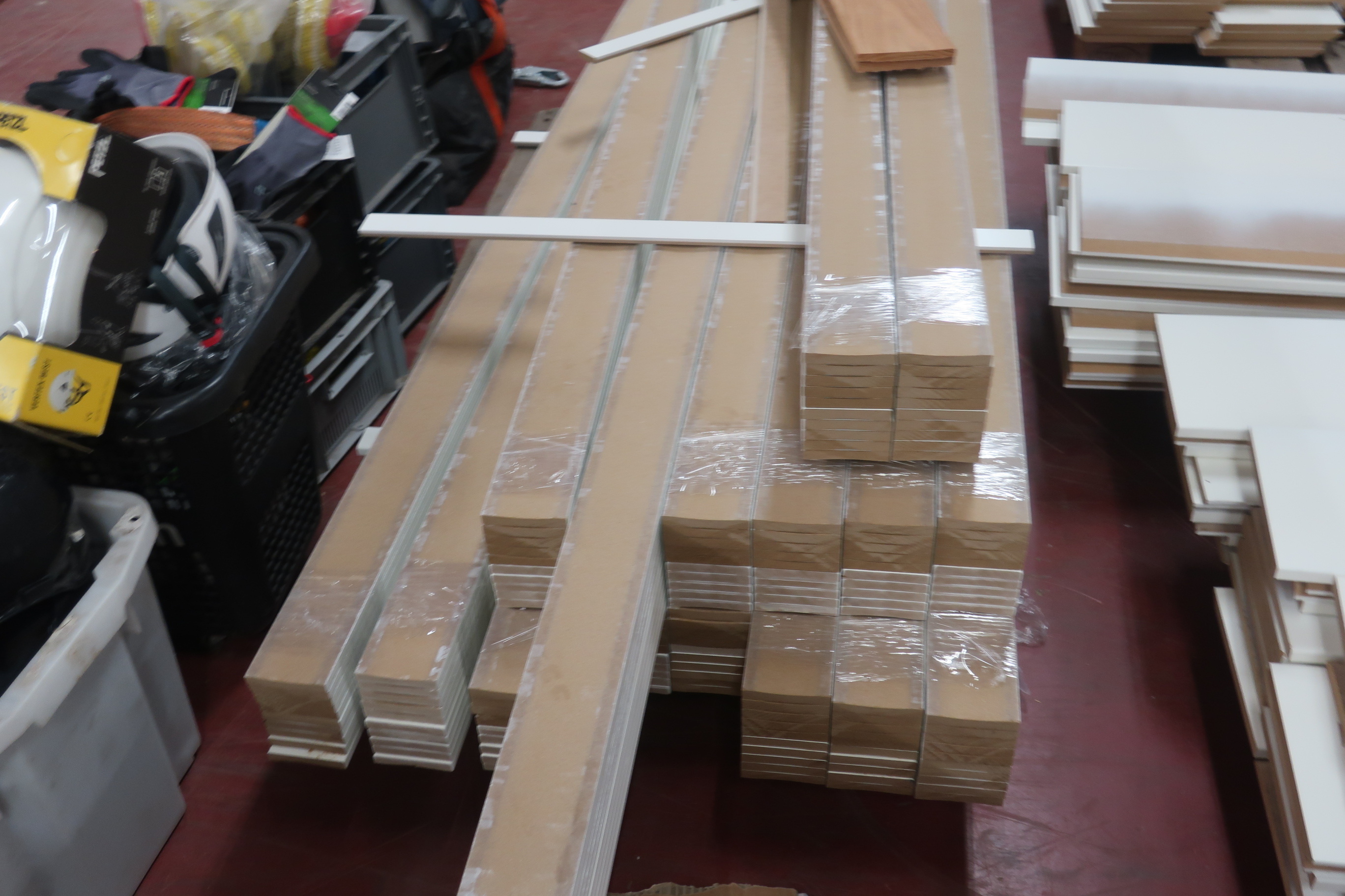 Stort sortiment material, lister och smygar - Auktioner online ...