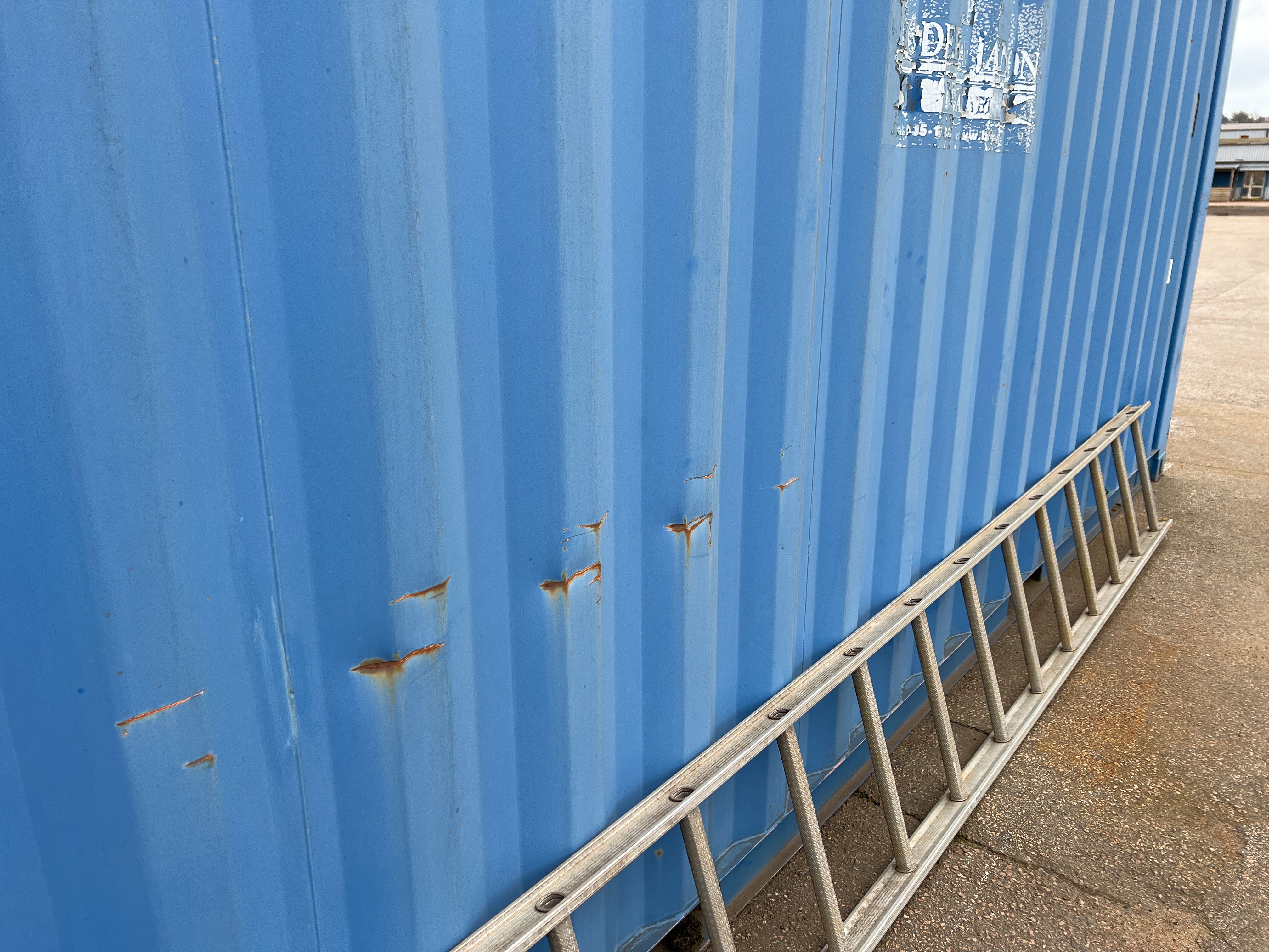 20-foot container with various contents - PS Auction - We value the ...