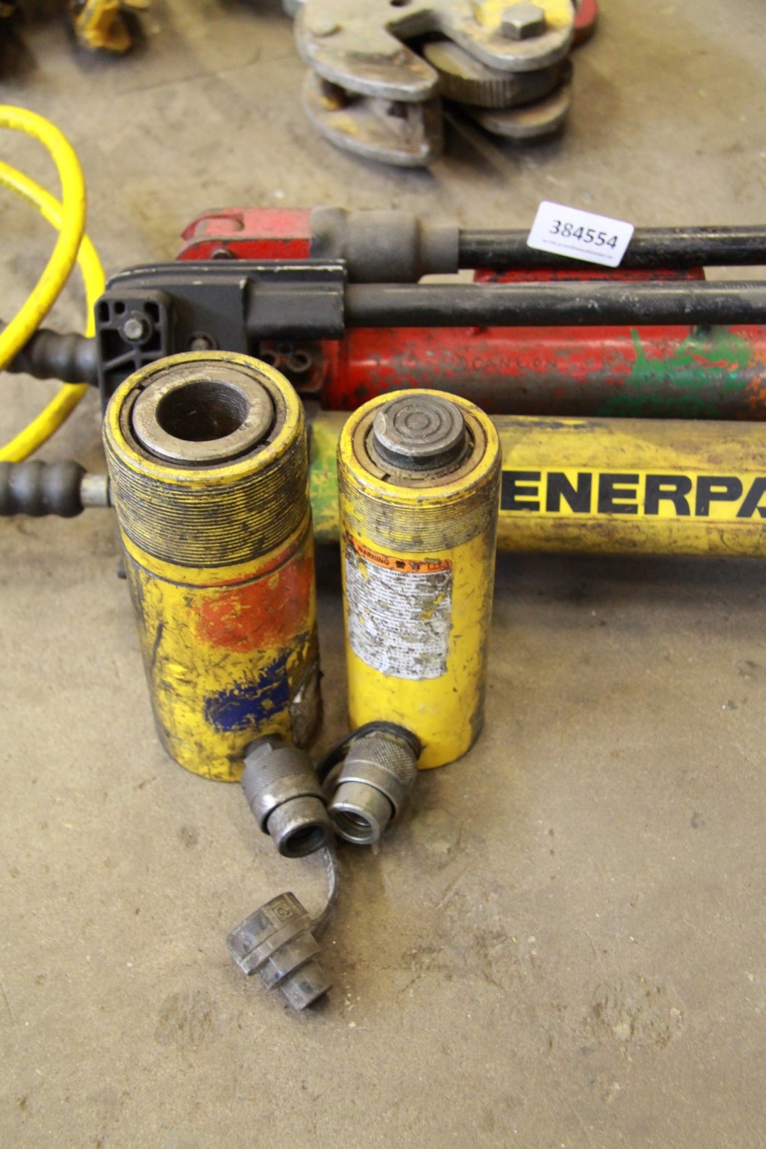 Hydrauliska Handpumpar med 2 st domkrafter. - Auktioner online ...