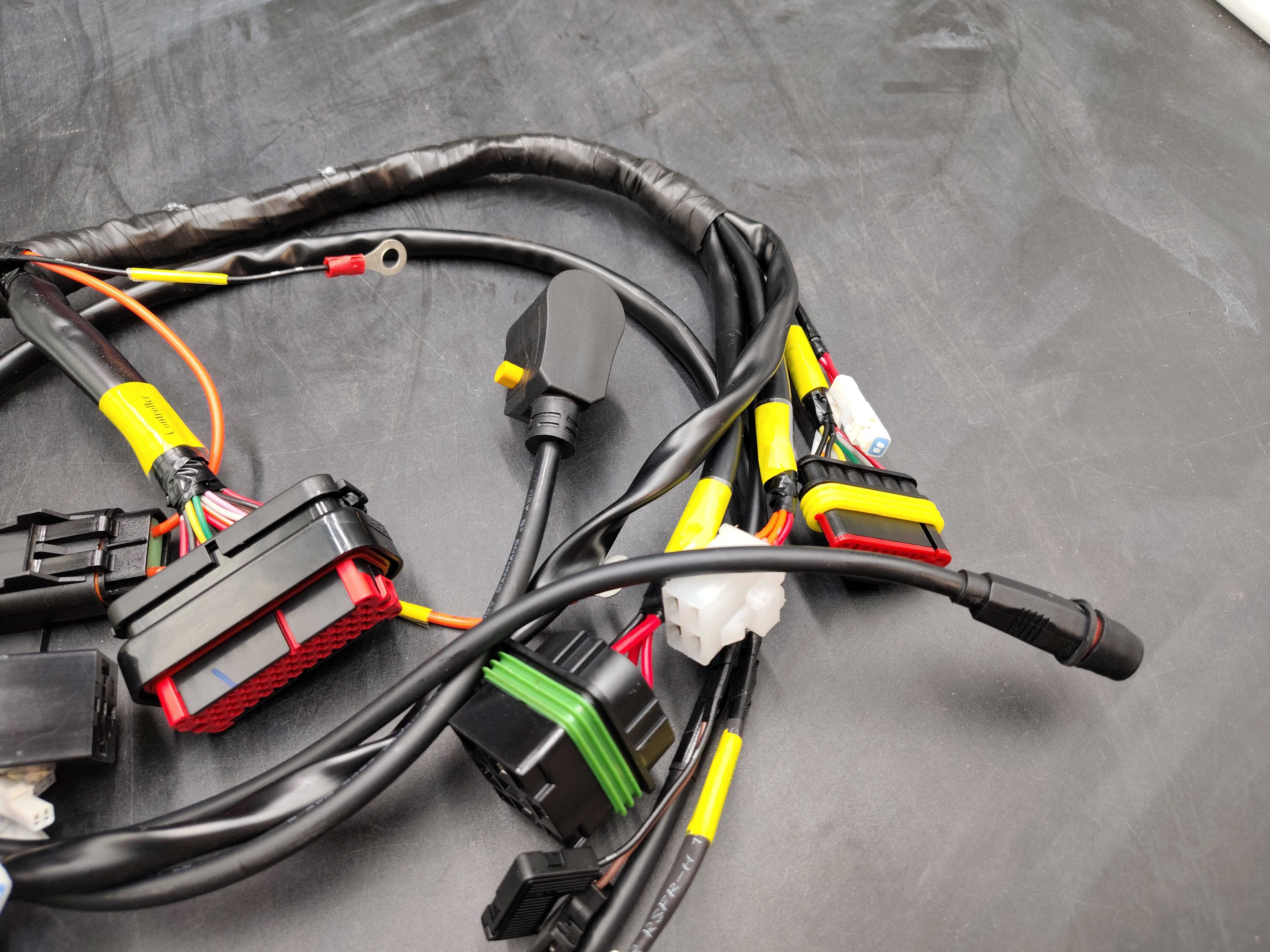 Cable harness head + 2 other cables – Cake Bukk - PS Auction - We value ...