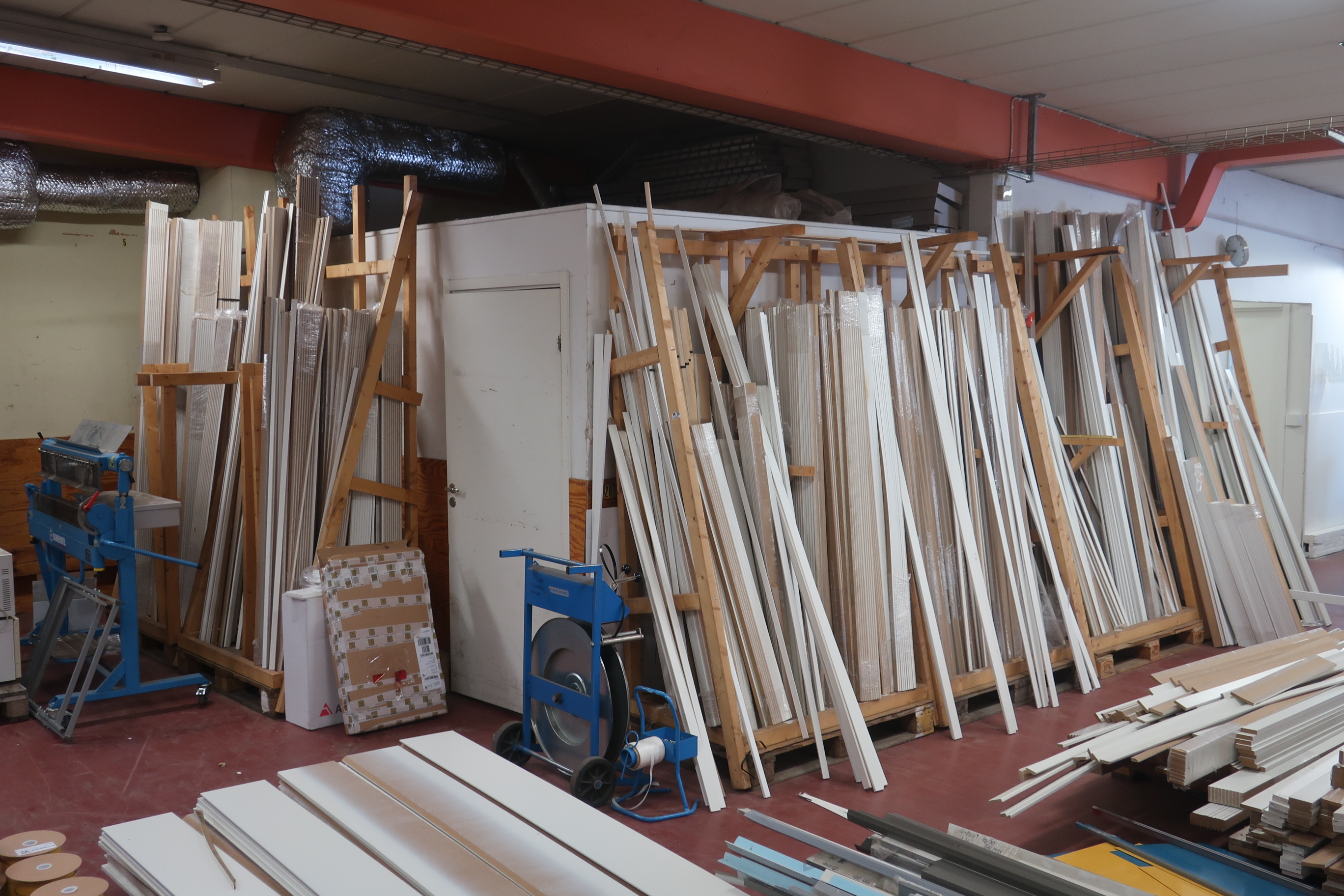 Stort sortiment material, lister och smygar - Auktioner online ...