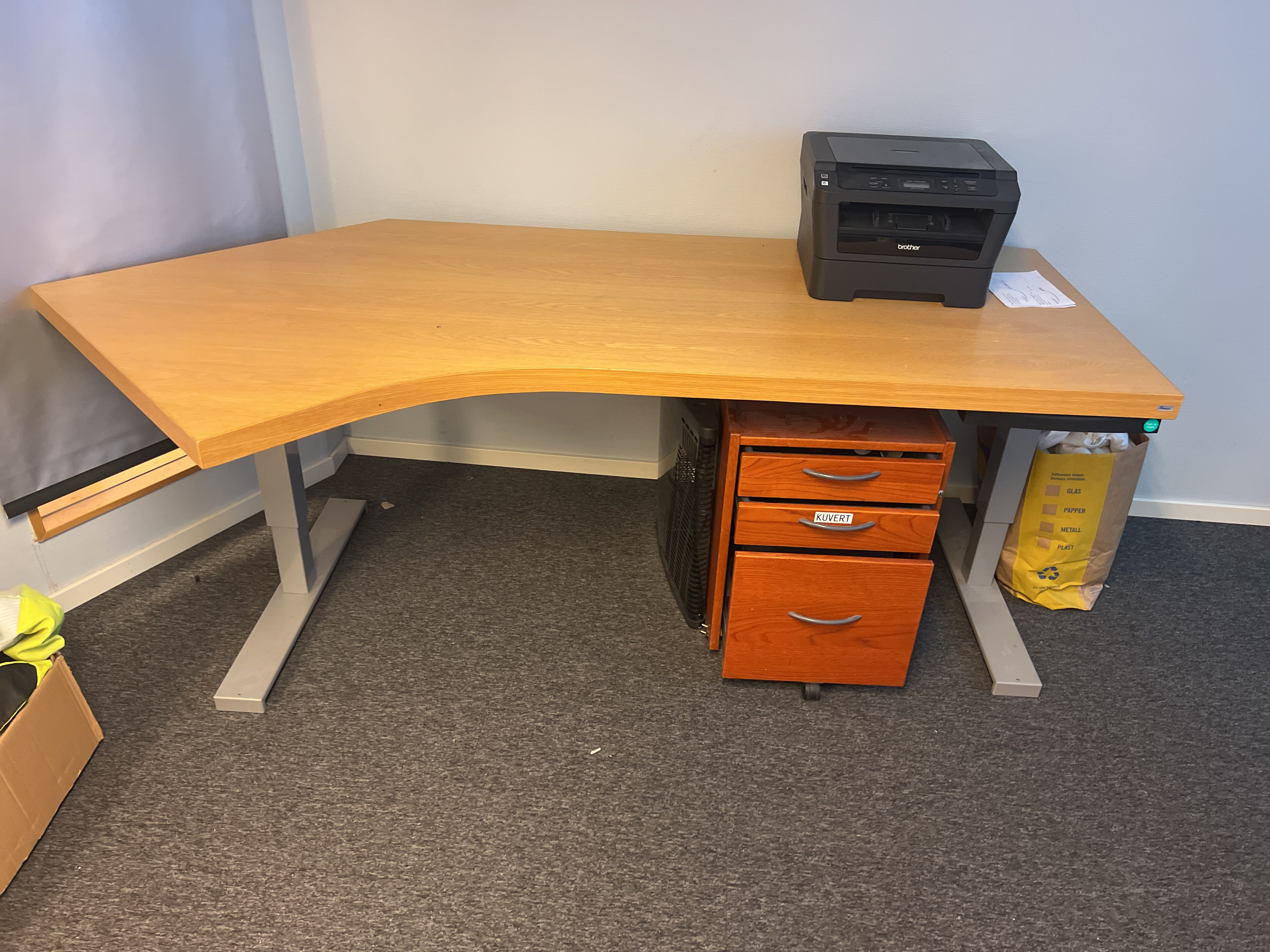 Skrivbord, hurts, plåtbord, stolar m.m - Auktioner online ...