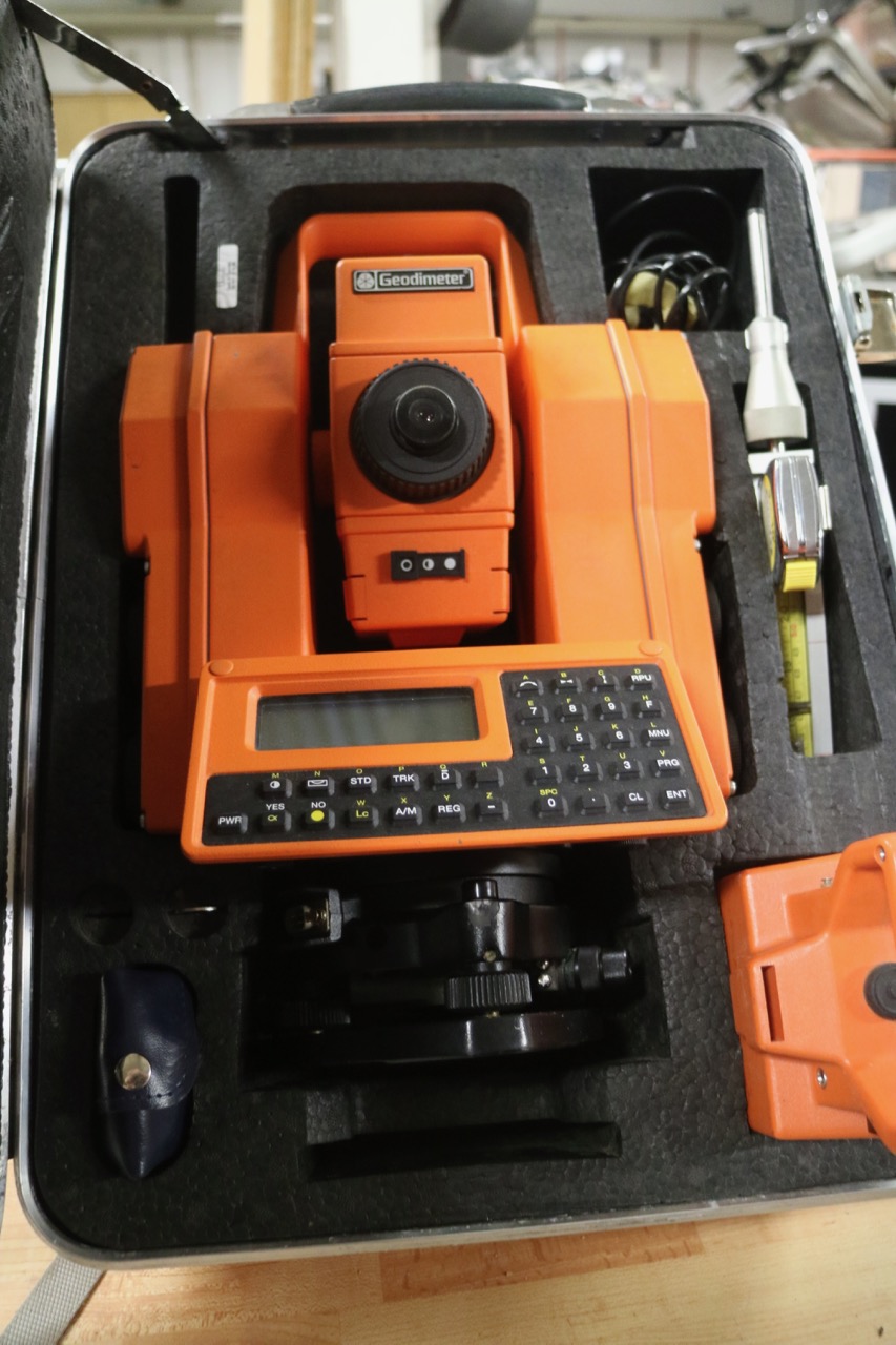 Geodimeter i väska - Auktioner online - Nätauktioner & Konkursauktioner ...