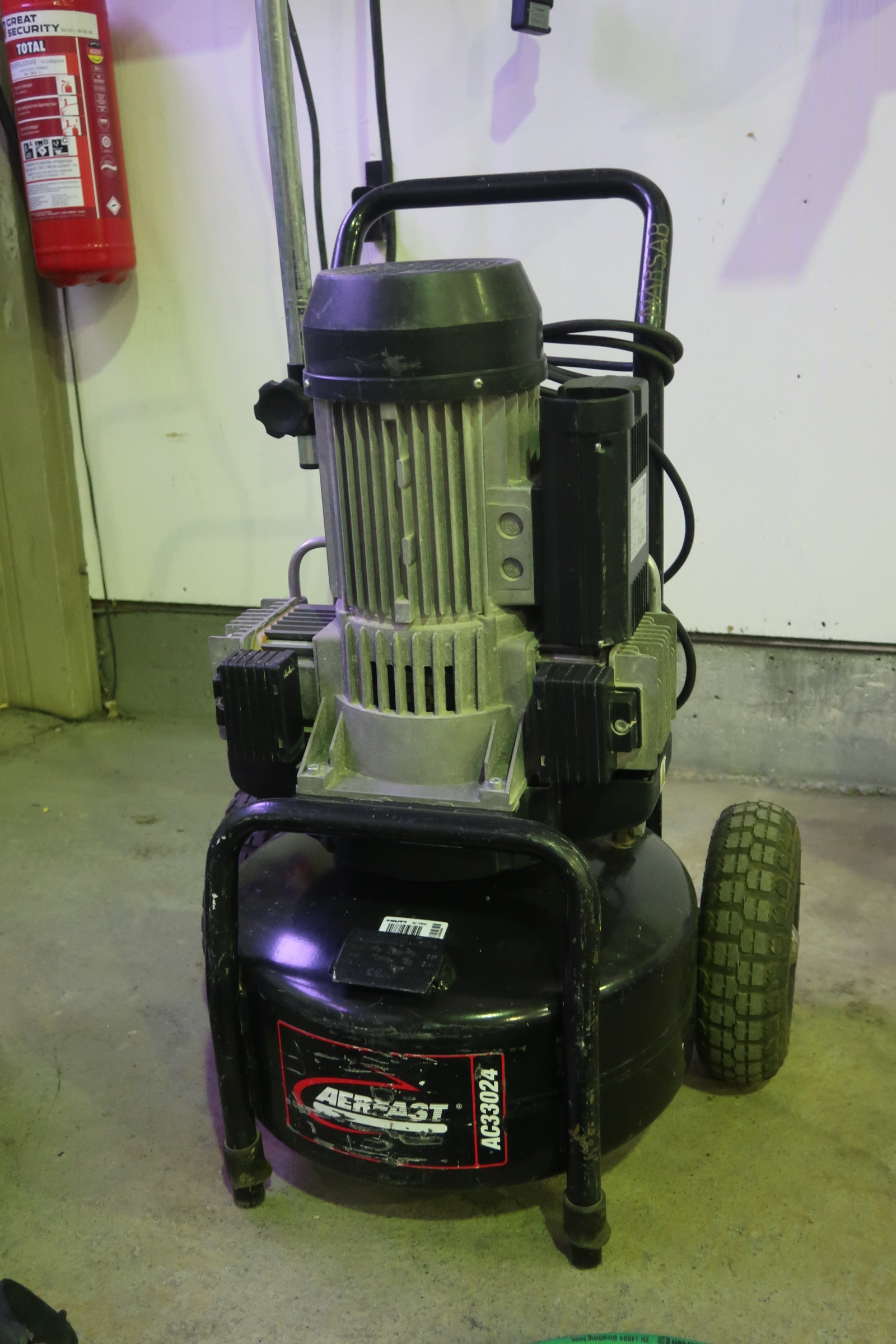 Aerfast compressor, Sundström truck air filter and Scott fresh air mask ...