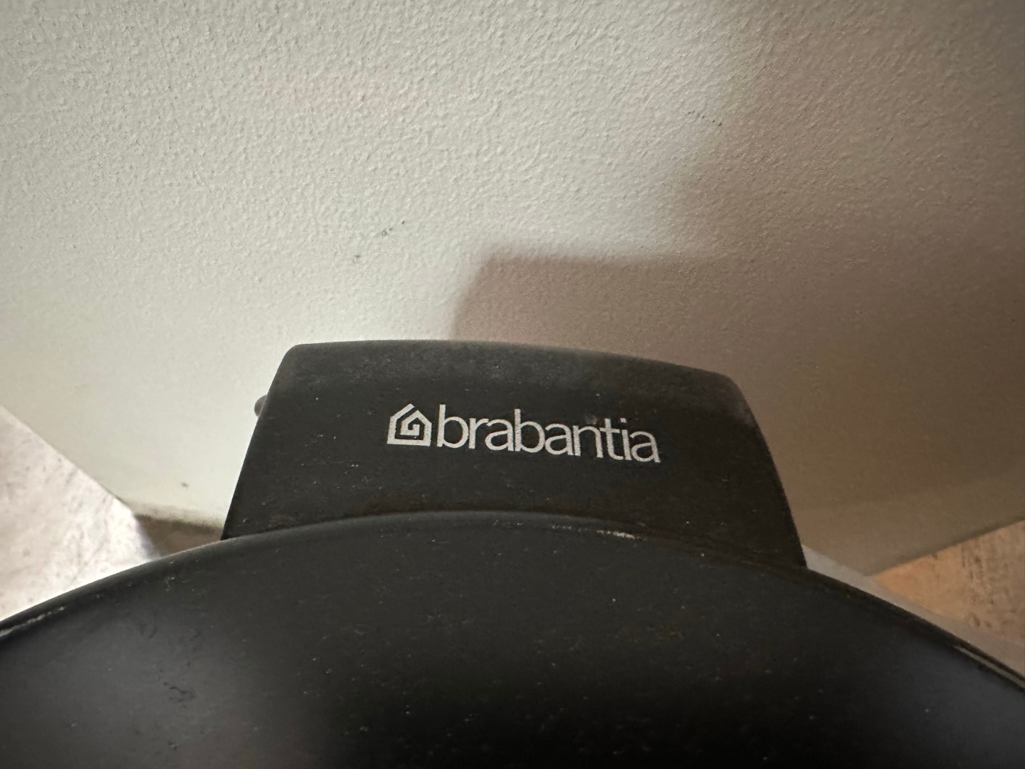 2 st tidningshyllor Wall Case Inno, 2 st pedalhinkar Brabantia ...