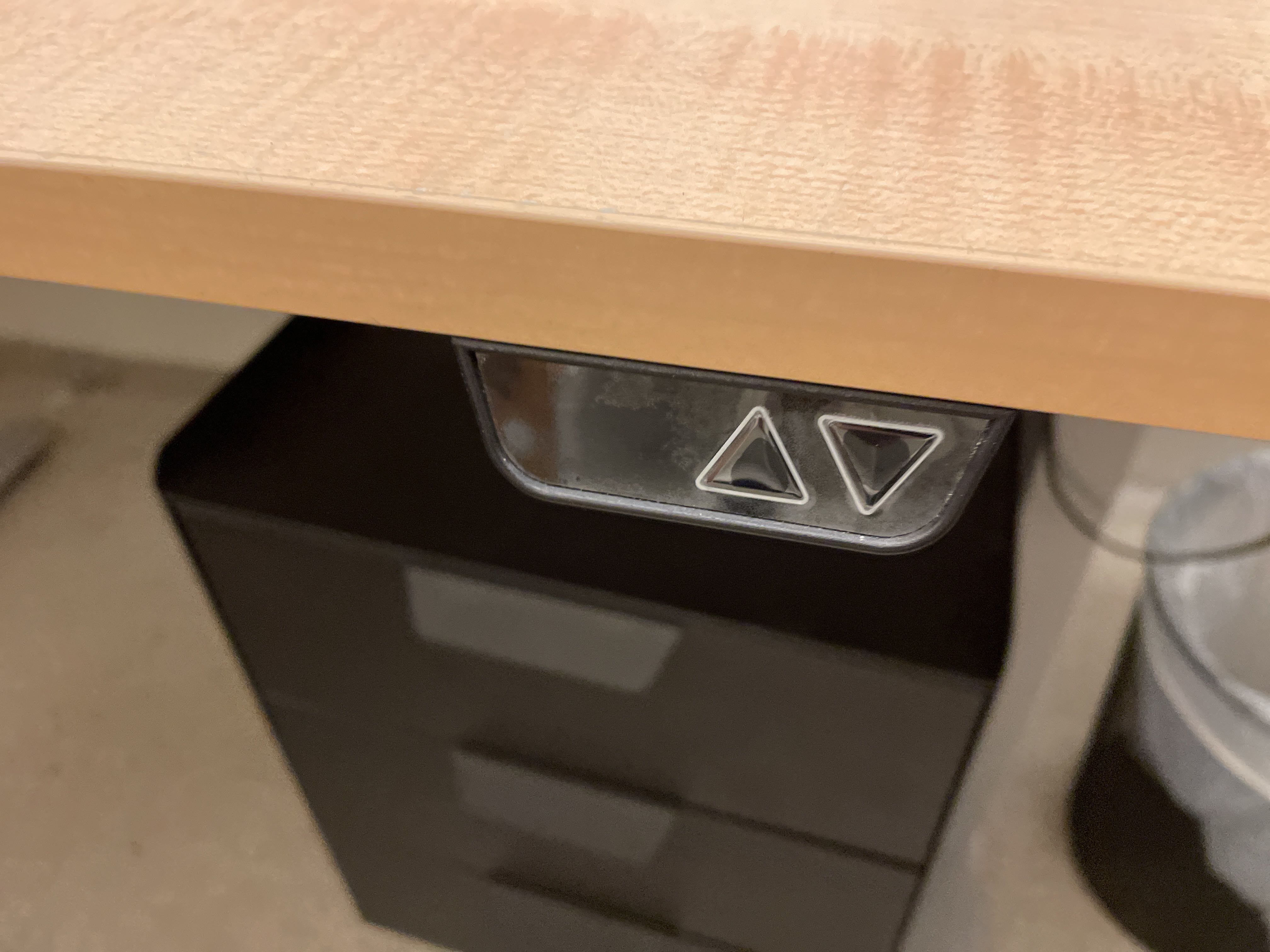 Höj & sänkbart skrivbord med stol & hurts - Auktioner online ...