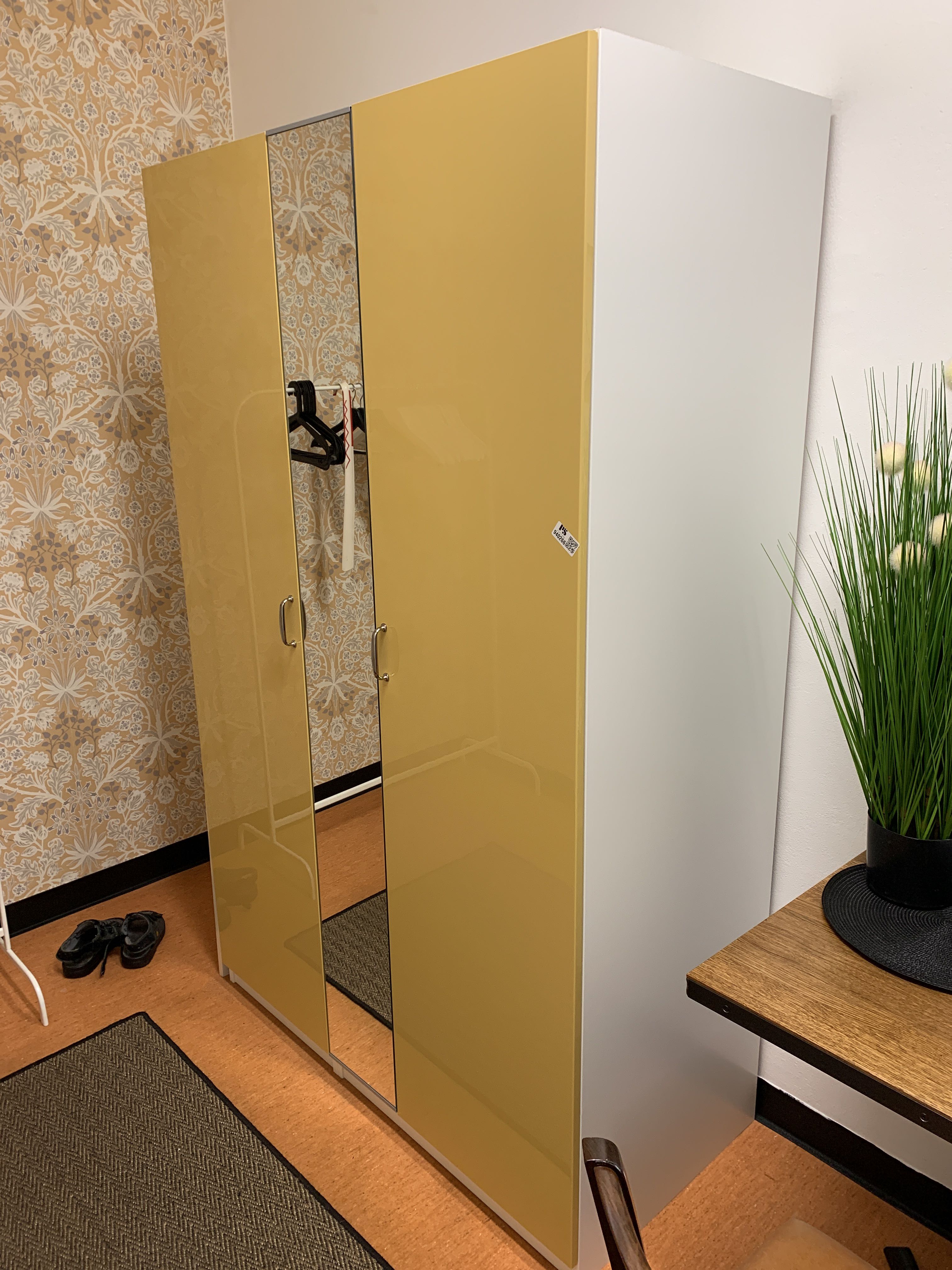 Changing room: wardrobe, clothes rack, table and chairs - PS Auction ...