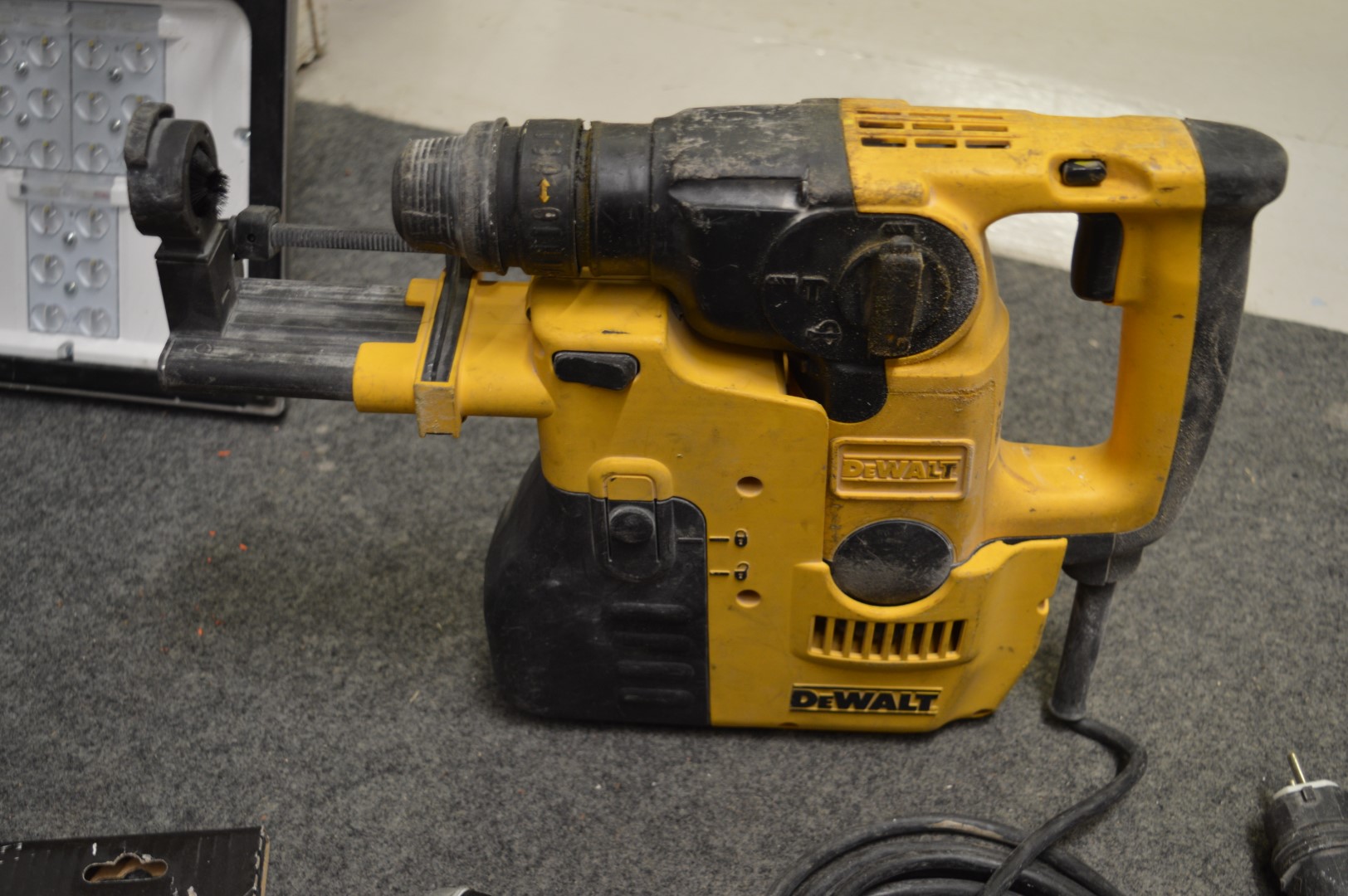 Dewalt slagborr med filter och vinkelslip med klingor - Auktioner ...