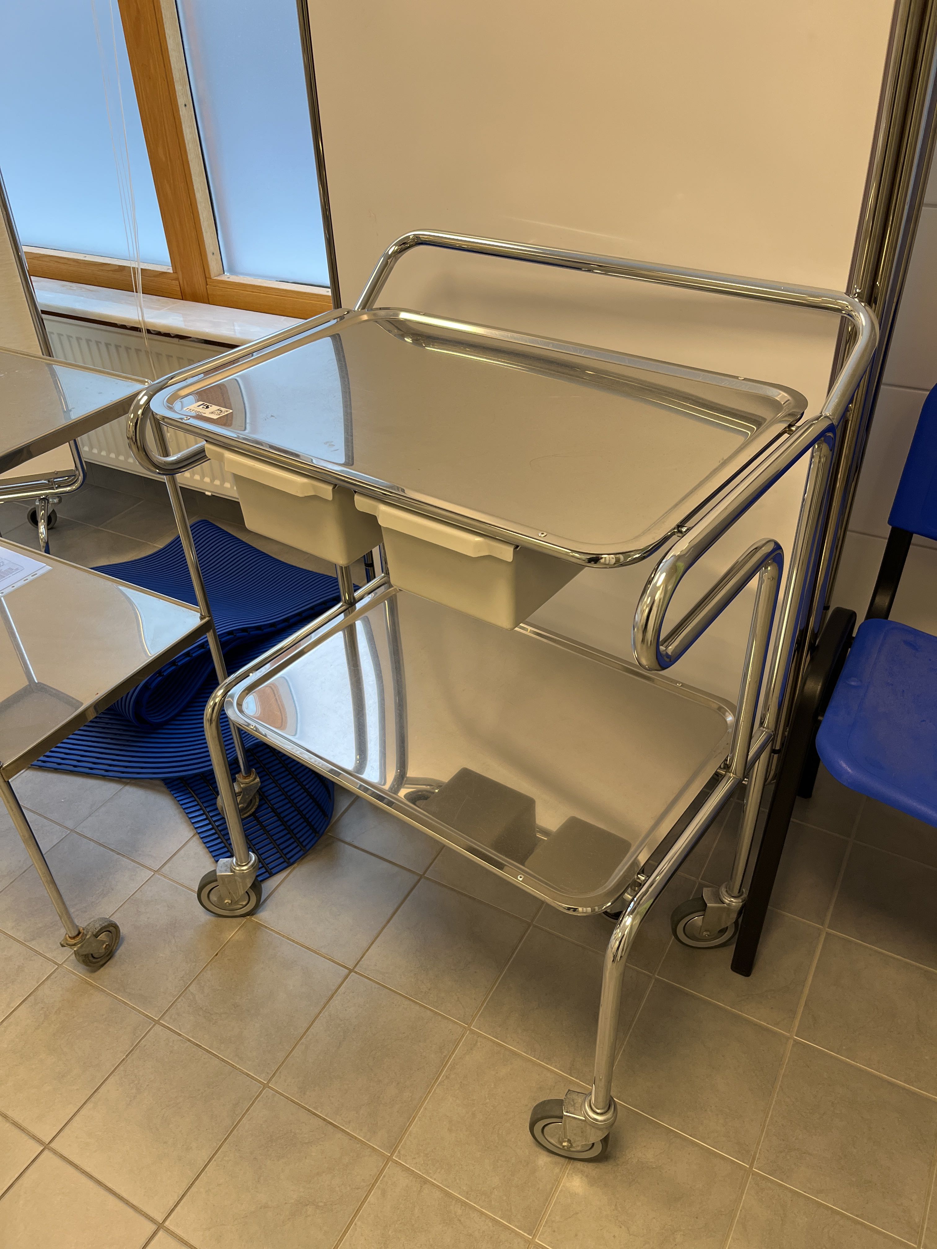 Rust-free shelf trolleys, folding walls and shower mats - PS Auction ...